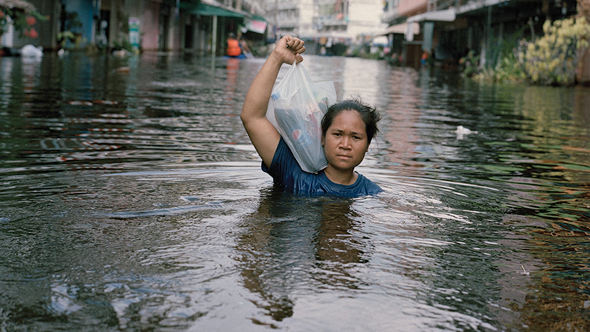 See The Human Face Of Devastating Floods With "Drowning World" Photos ...
