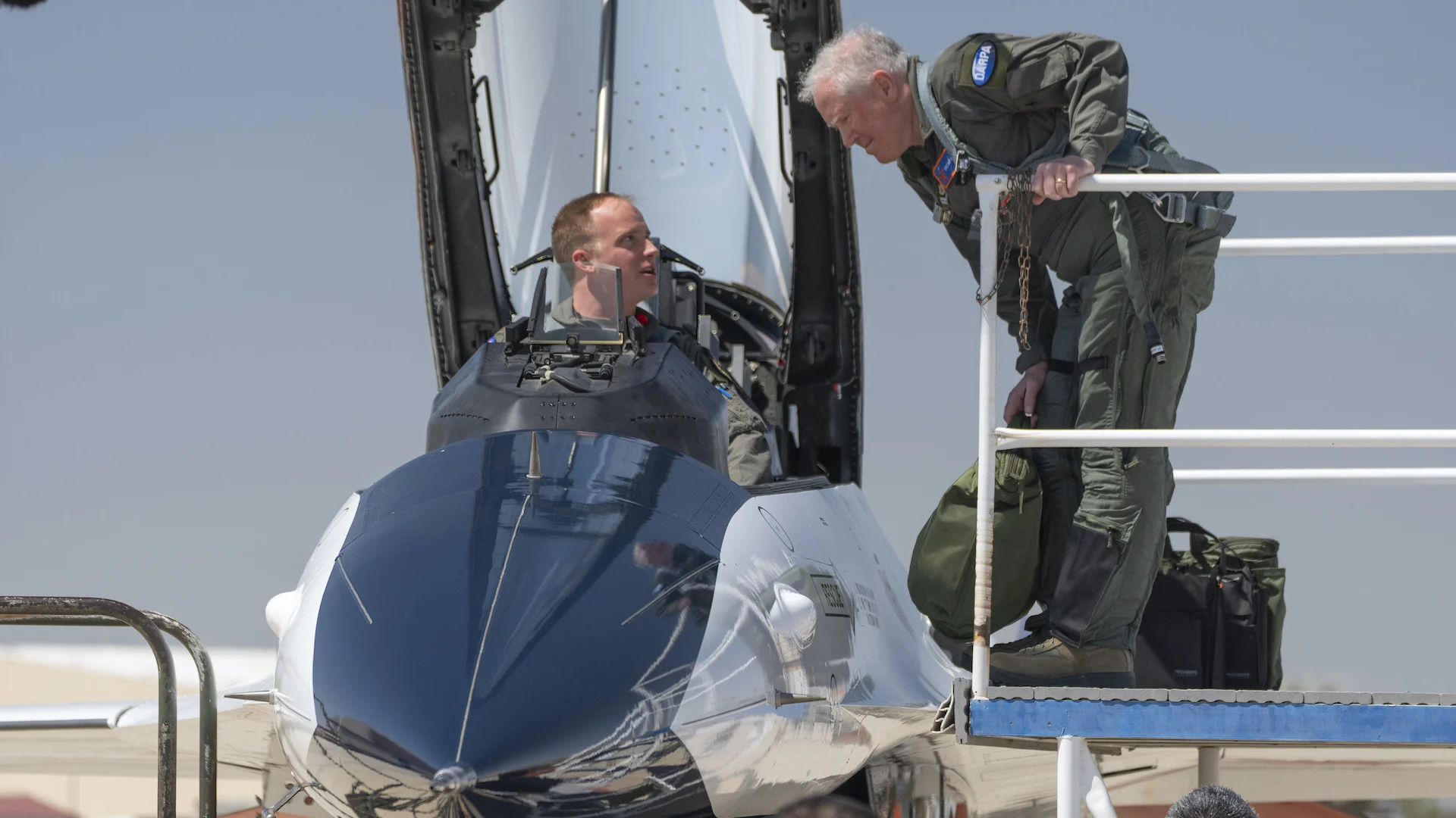 Air Force launches an AI-controlled F-16 fighter jet. A whole fleet is ...