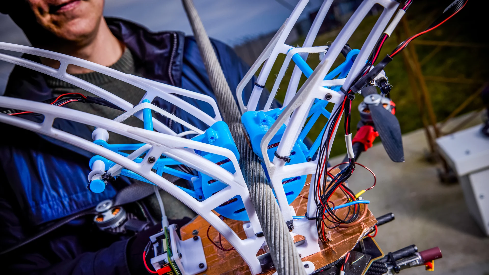 This genius ‘vampire drone’ can suck electricity from power lines ...