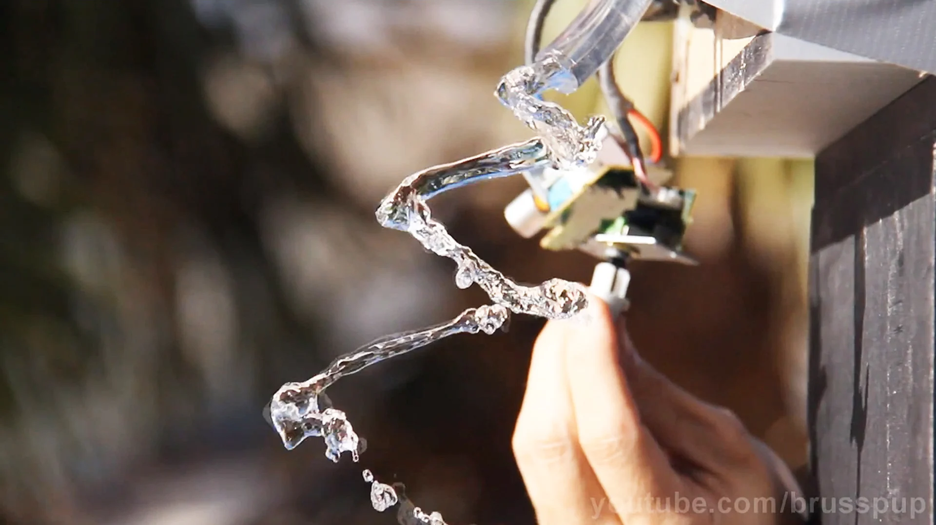 Watch: A Mind-Bending Experiment That Makes Water "Freeze" In Mid-Air ...