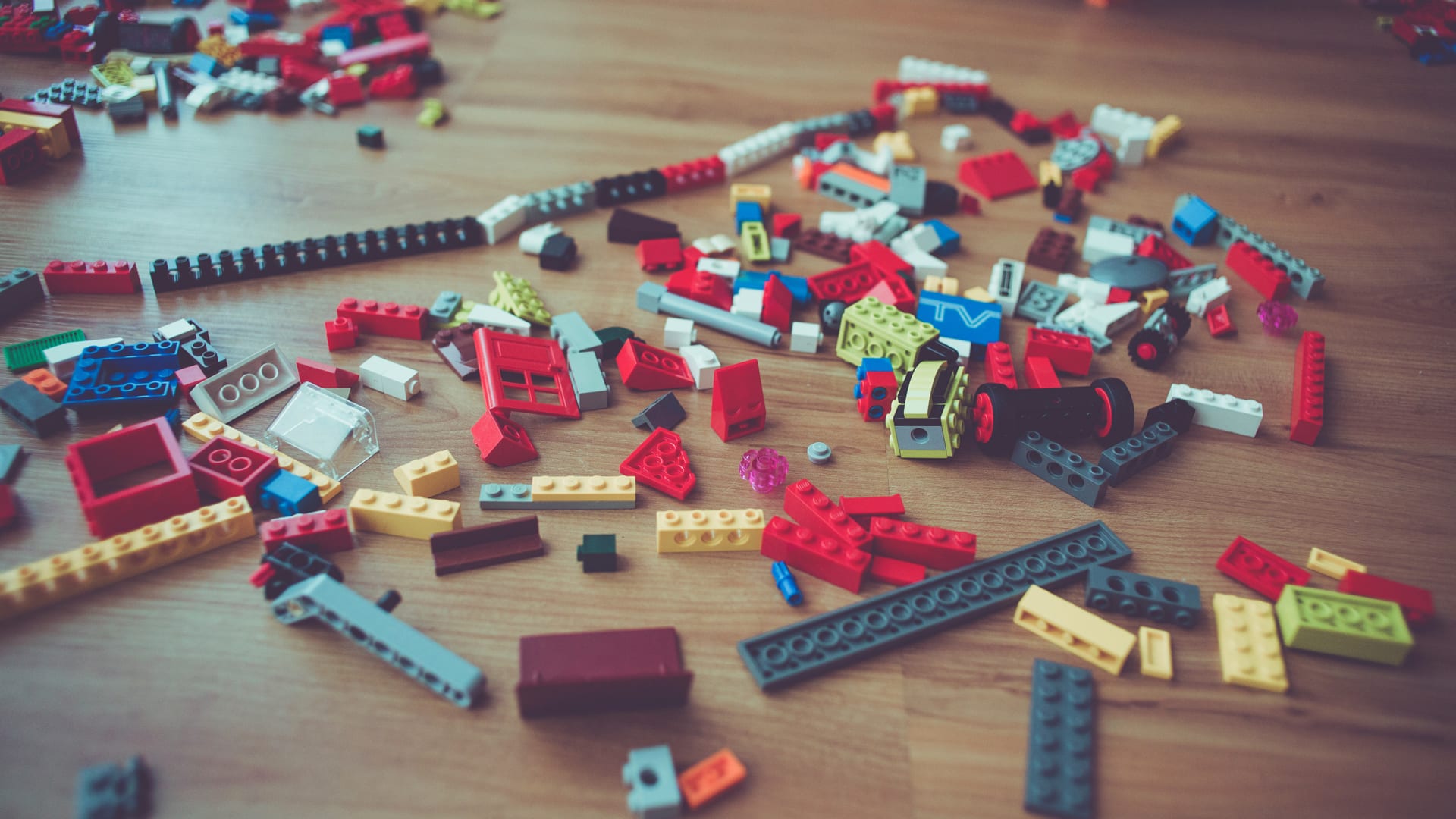 A Lego genius has built an 85,000-piece model of Apple's spaceship ...