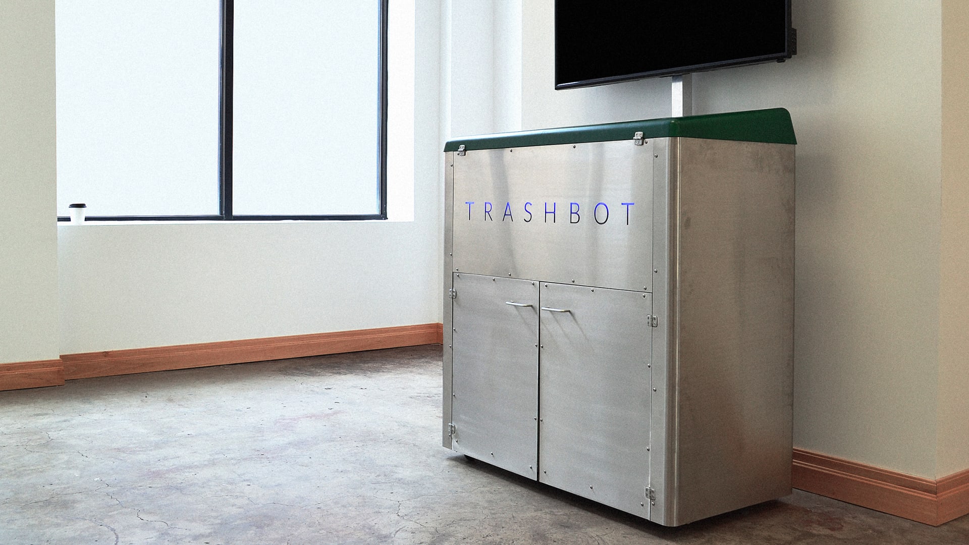 This robot trash bin automatically sorts your recyclables for you ...