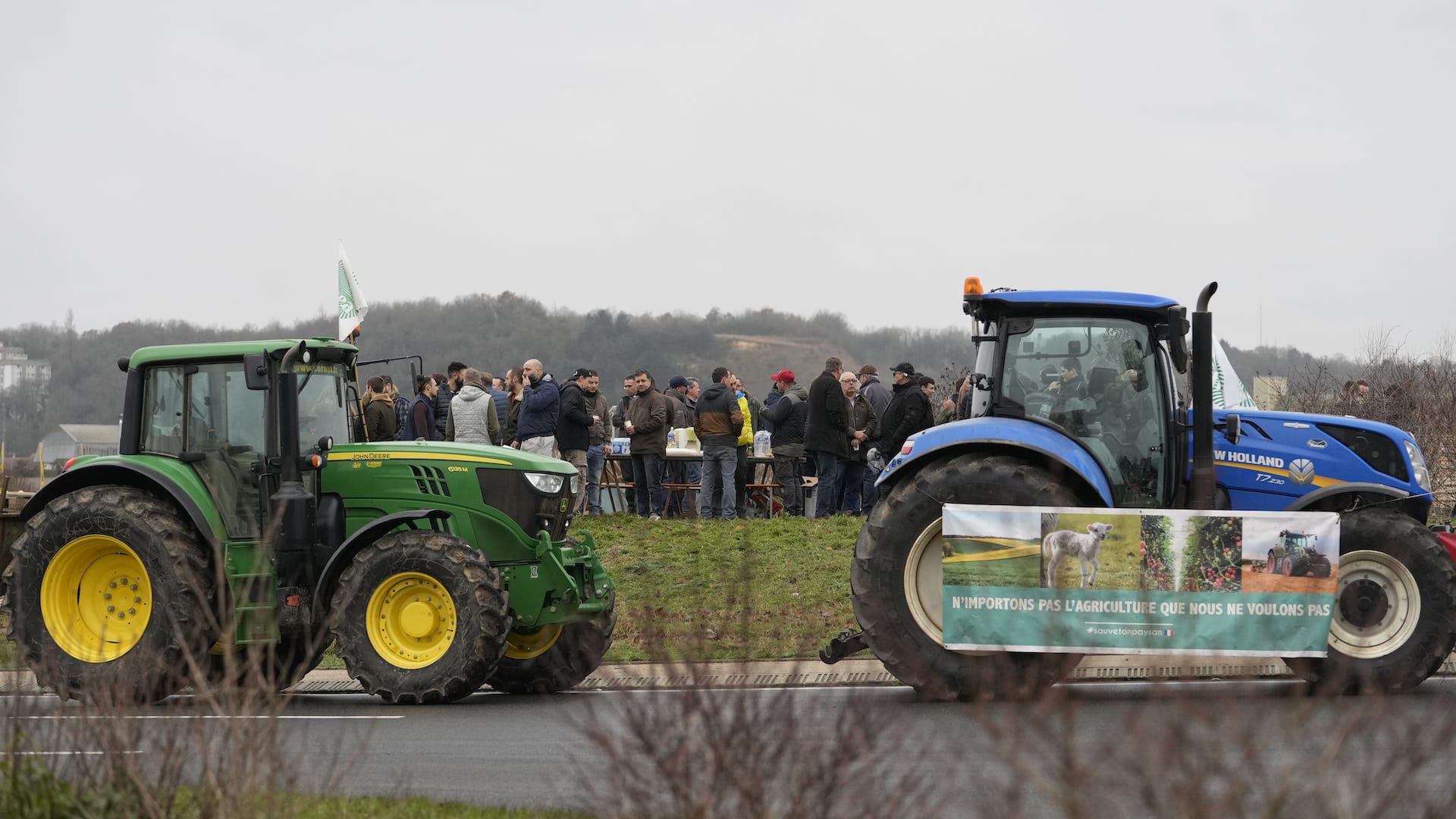 Protesting French farmers close in on Paris