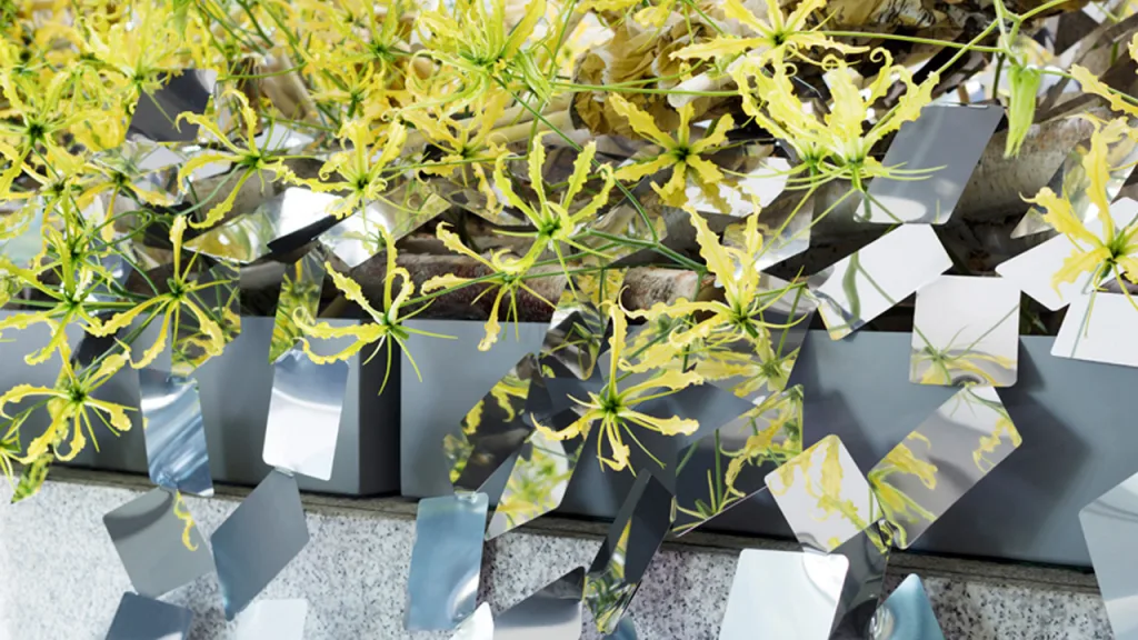 2,000 Mirrors Transform This Noguchi Plaza Into A Glittering Wonderland ...