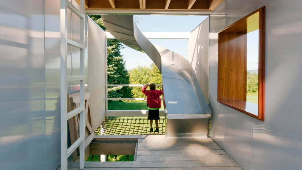 This ultra-minimalist treehouse has its own rooftop workspace - Fast ...