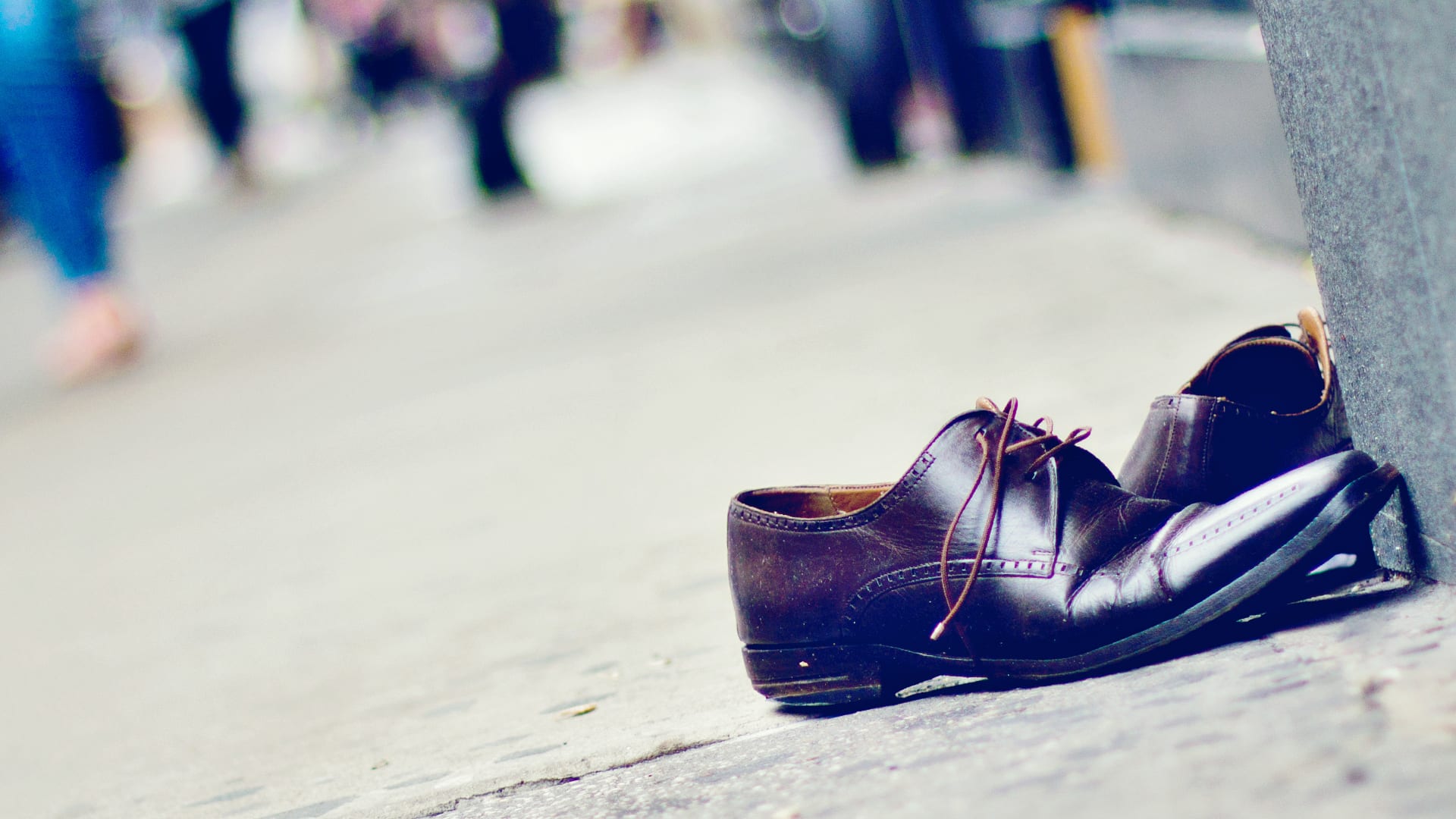 Going Barefoot At Work Cuts Stress And Feels Great. Going Barefoot At ...