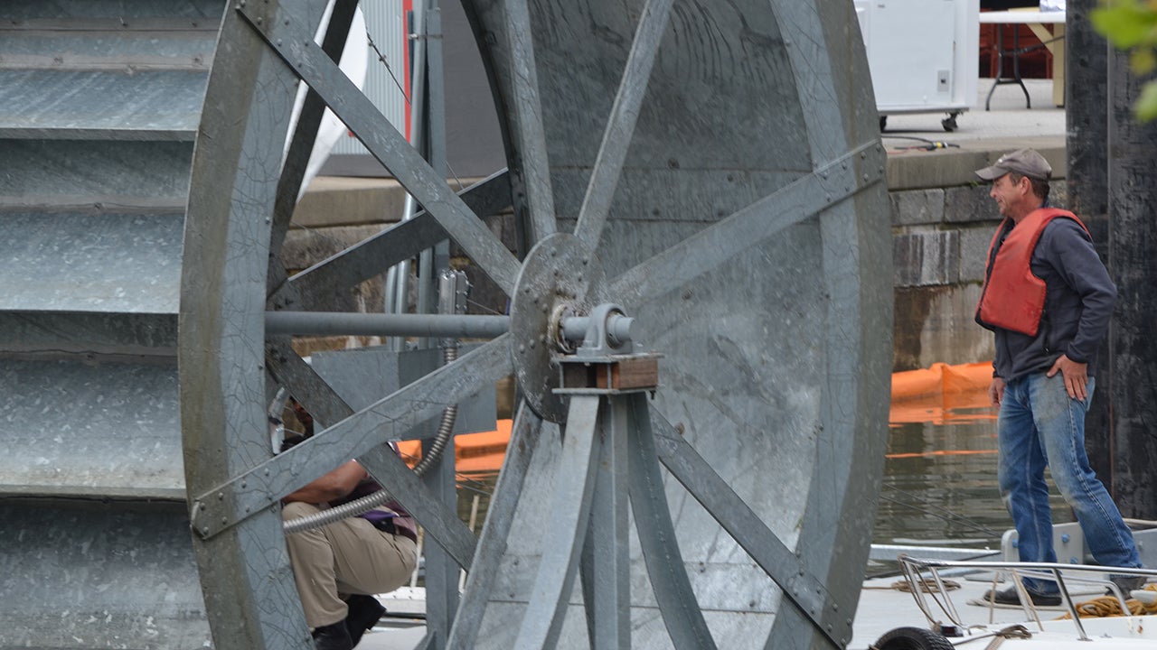 A Water Wheel That Sucks Up 50,000 Pounds Of River Trash Every Day ...