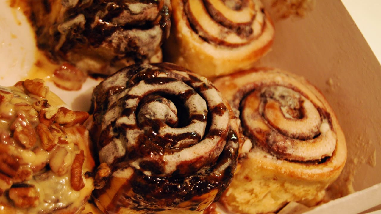 How Cinnabon Strategically Seduces Hungry Shoppers With Insanely ...