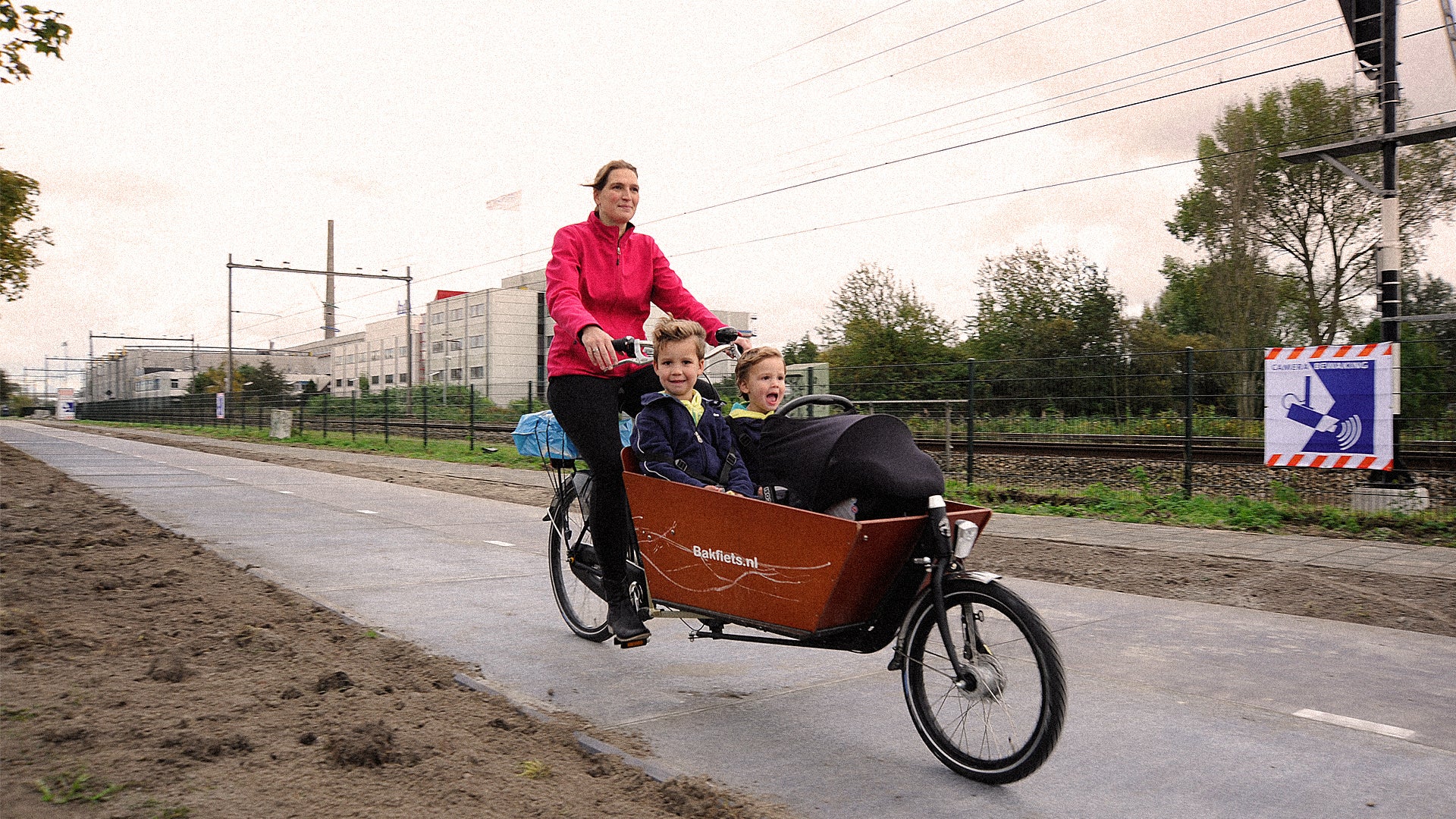 The World's First Solar Bike Path Keeps Bikers Safe, Powers Surrounding ...