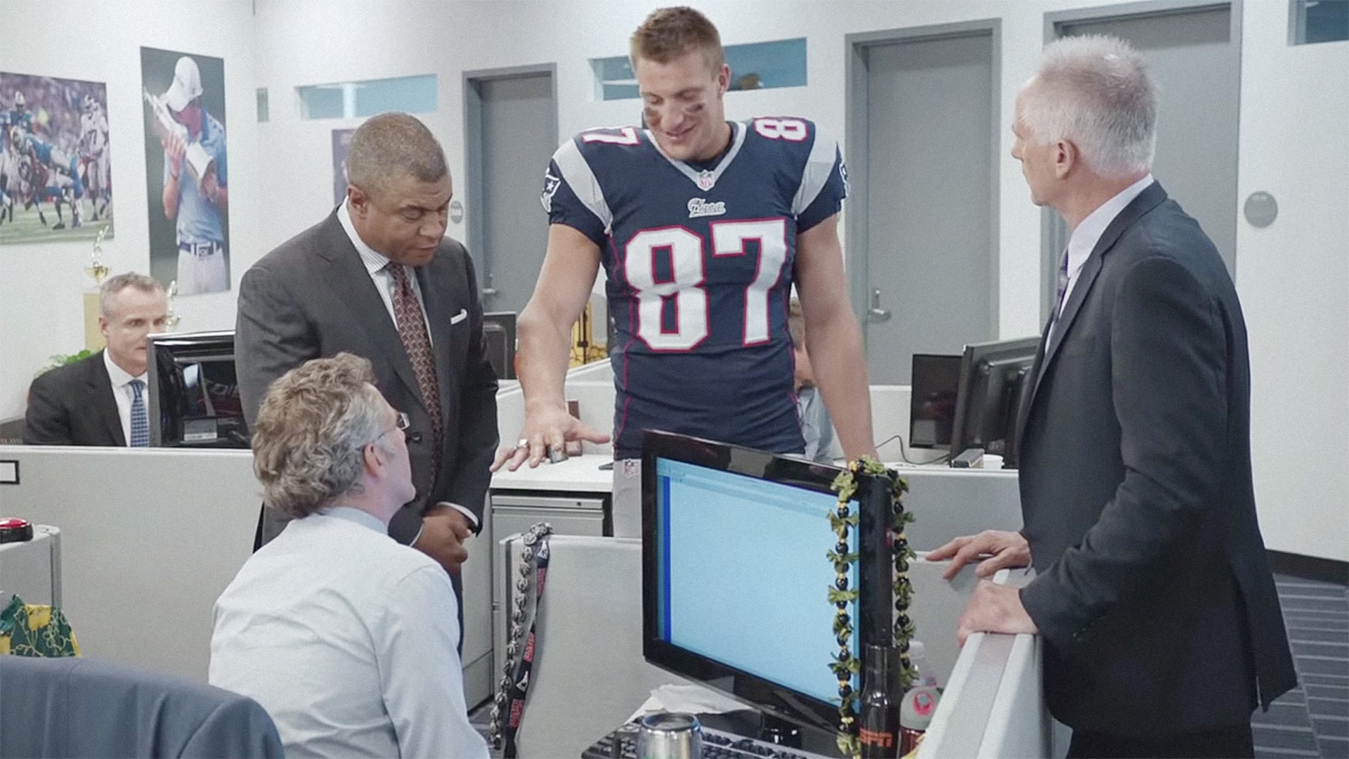 Rob Gronkowski Shows Off His Shiny, New 205-Diamond Ring At The ESPN ...