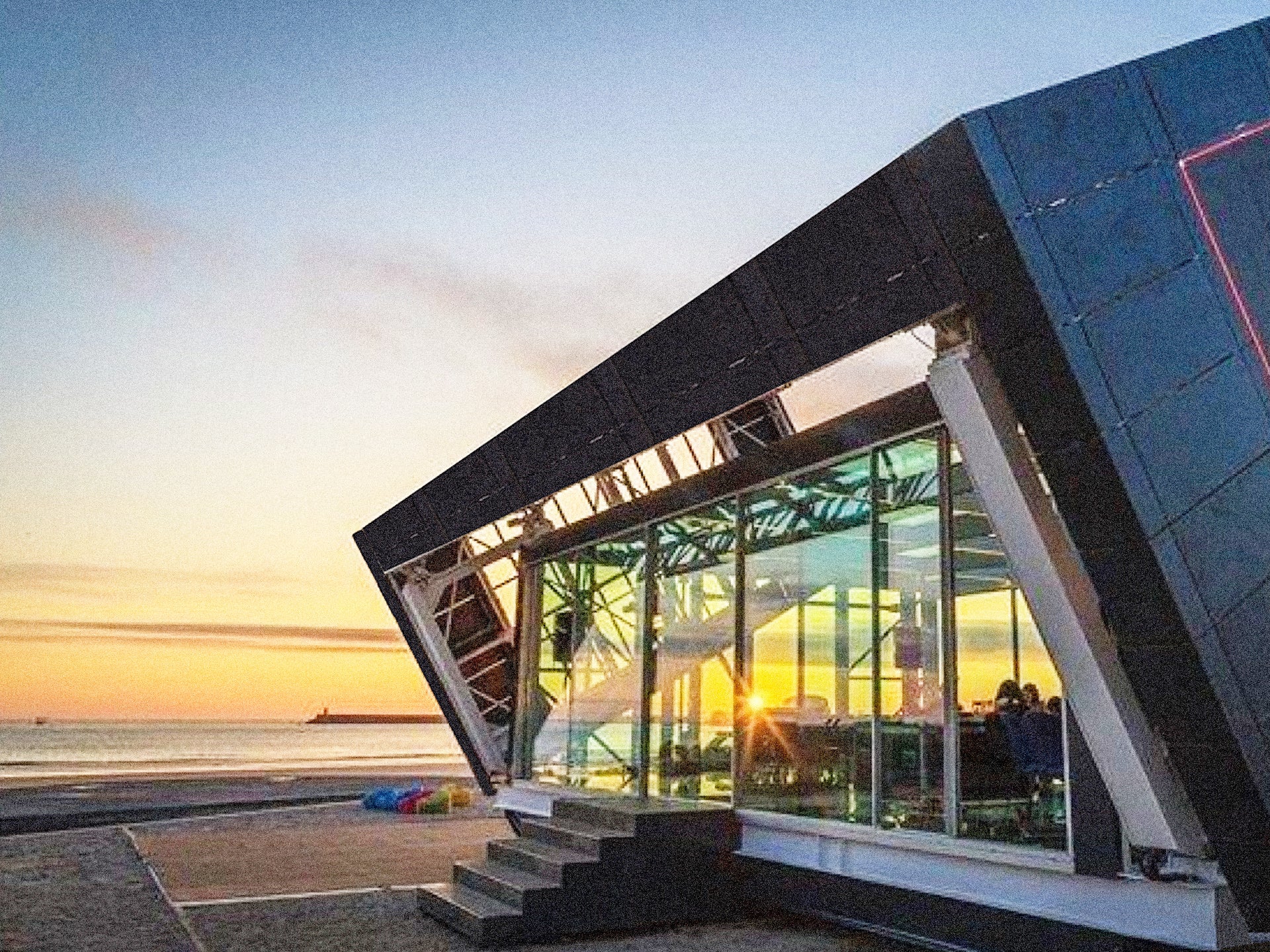This House Follows The Sun Like A Plant To Soak Up More Solar Power ...