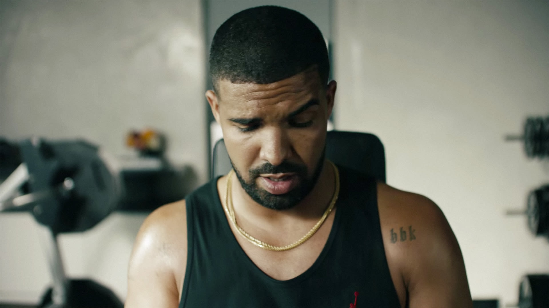 Drake Pumps Iron To Taylor Swift's "Bad Blood" In New Apple Music Ad ...