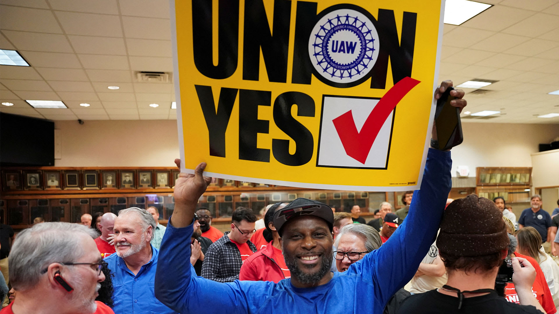 UAW now has a union at Daimler Truck, and an Alabama Mercedes plant ...