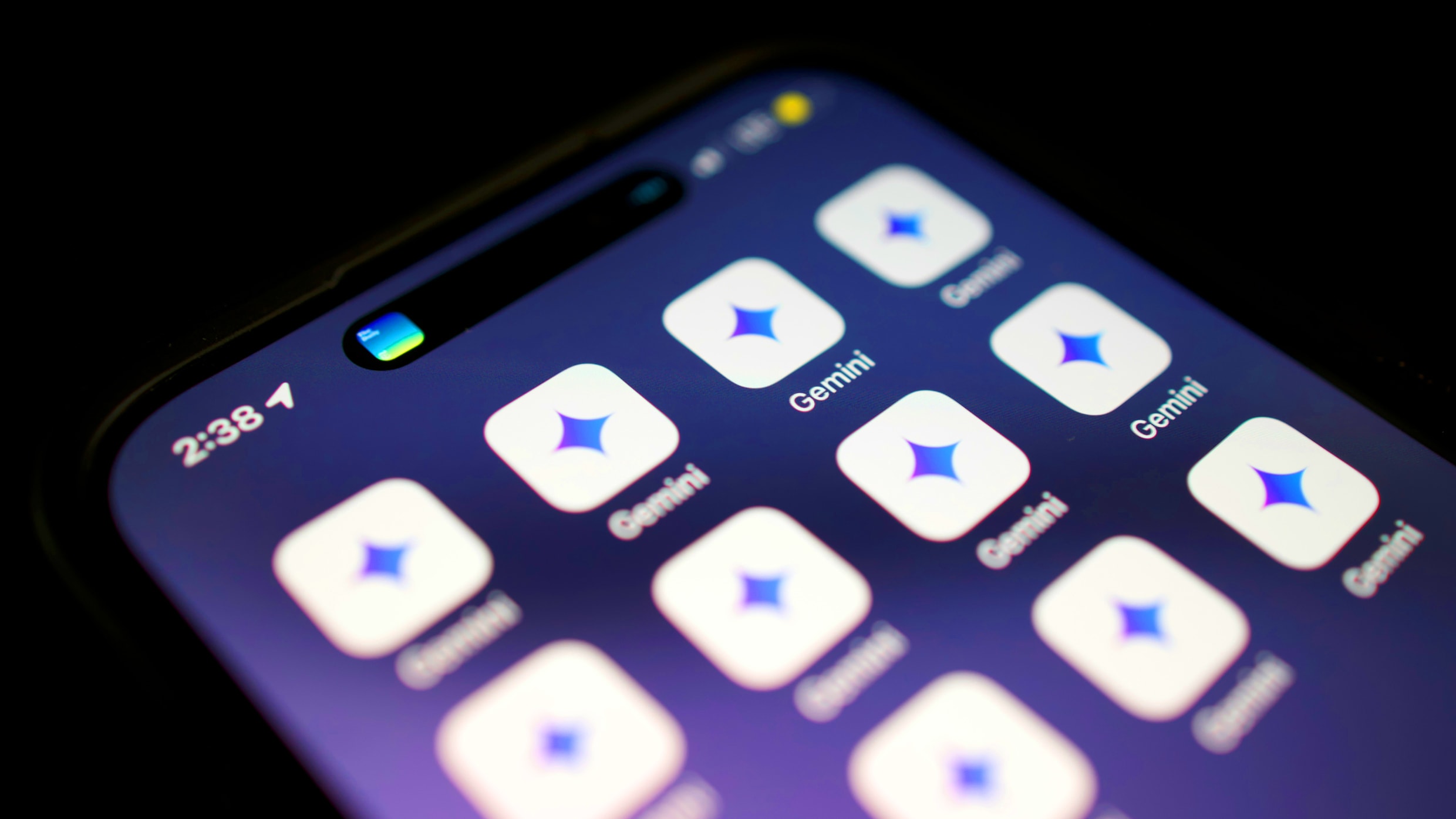 Google gives its Gemini AI chatbot a longer memory and new skills ...