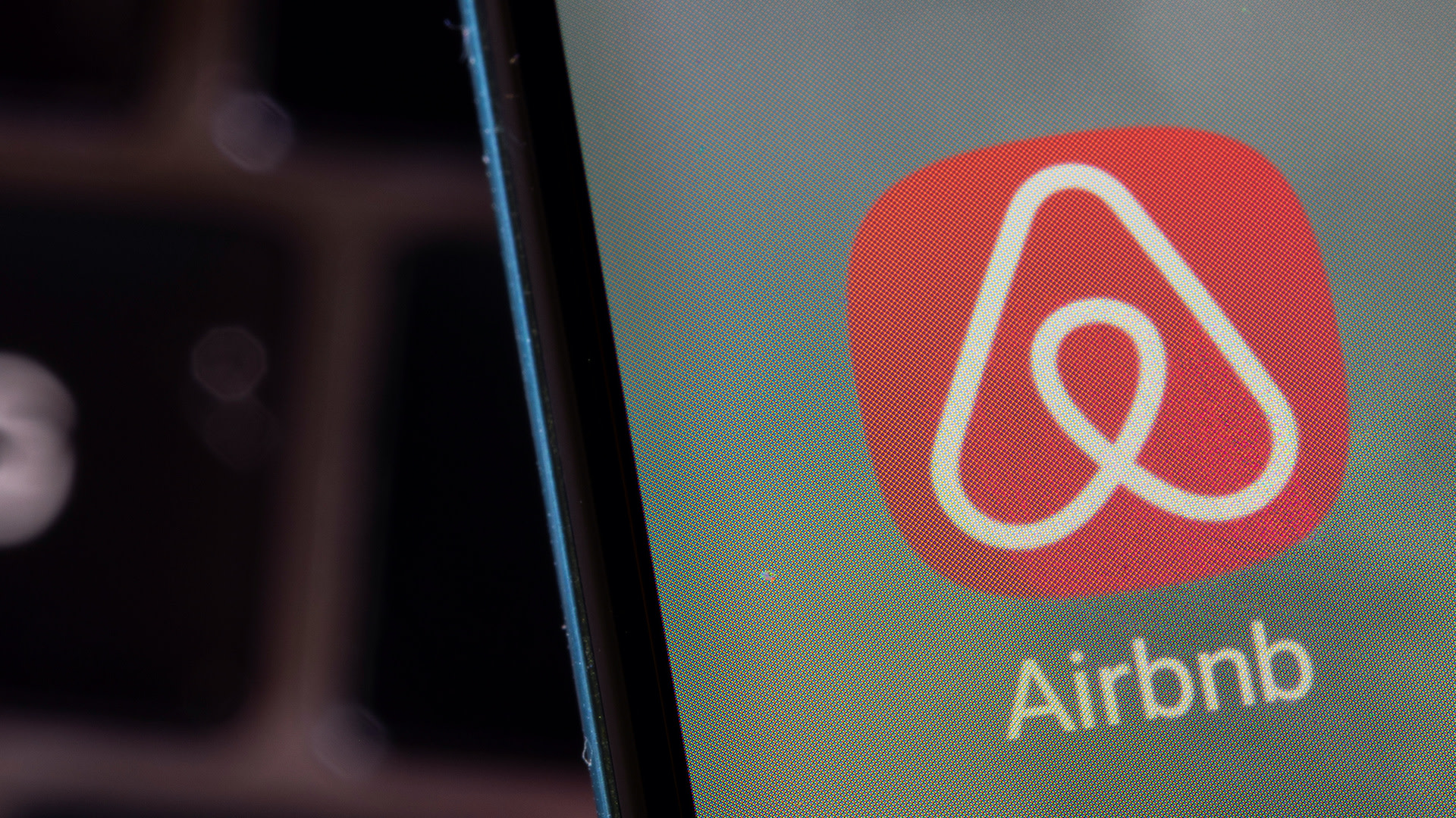 Airbnb shares drop 14% after Q2 earnings report - Fast Company