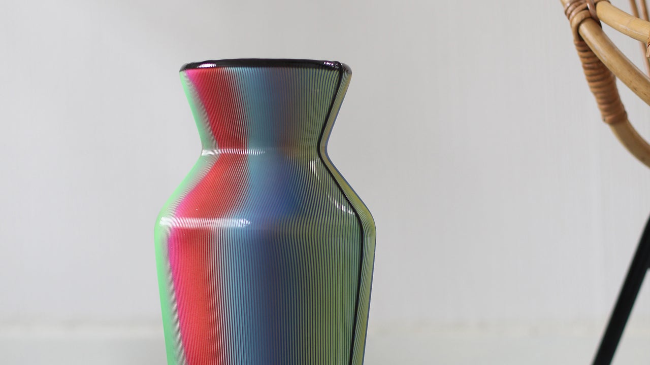 Vase Changes Color Depending On Where You Stand - Fast Company
