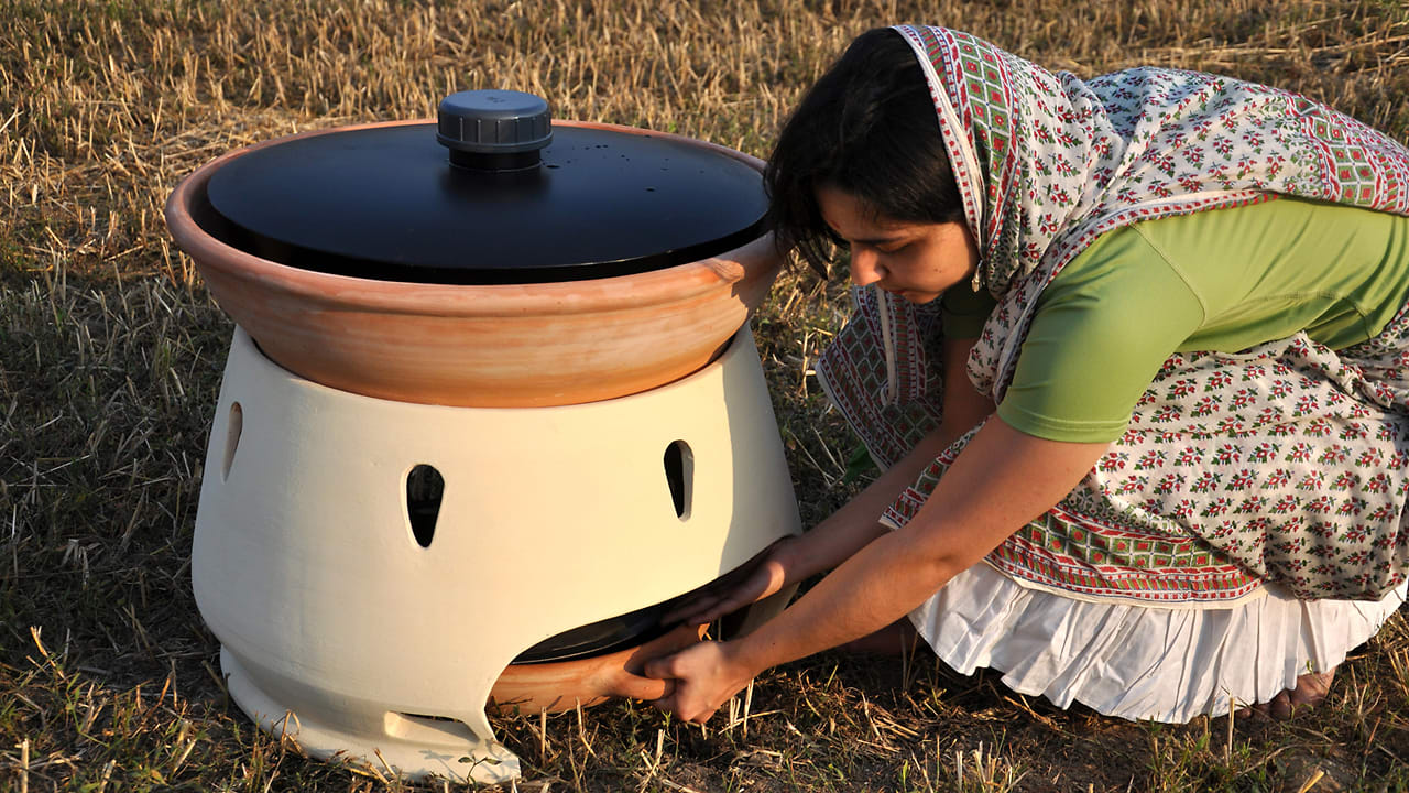 A Simple Solar Oven Makes Salt Water Drinkable - Fast Company