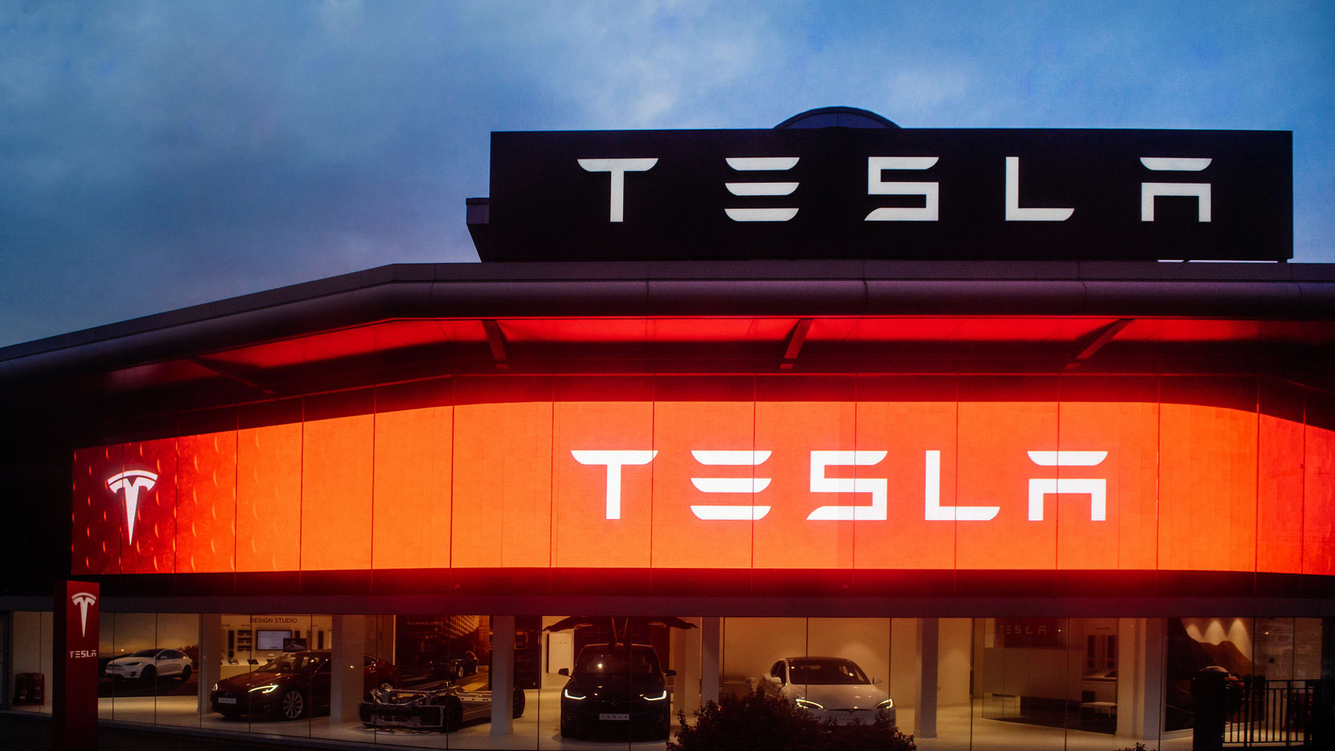 Tesla's stock drops over 5% in after-hours trading as 3Q earnings show ...