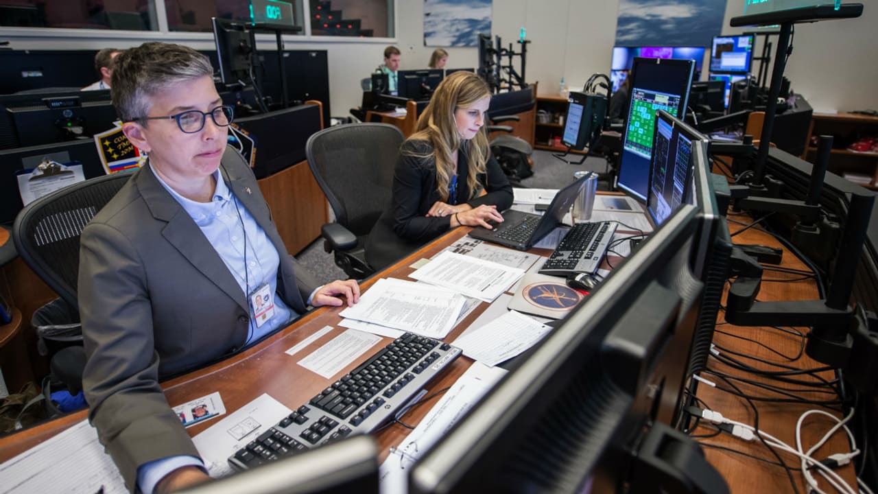 Dream job alert! NASA is looking for a few good mission control ...