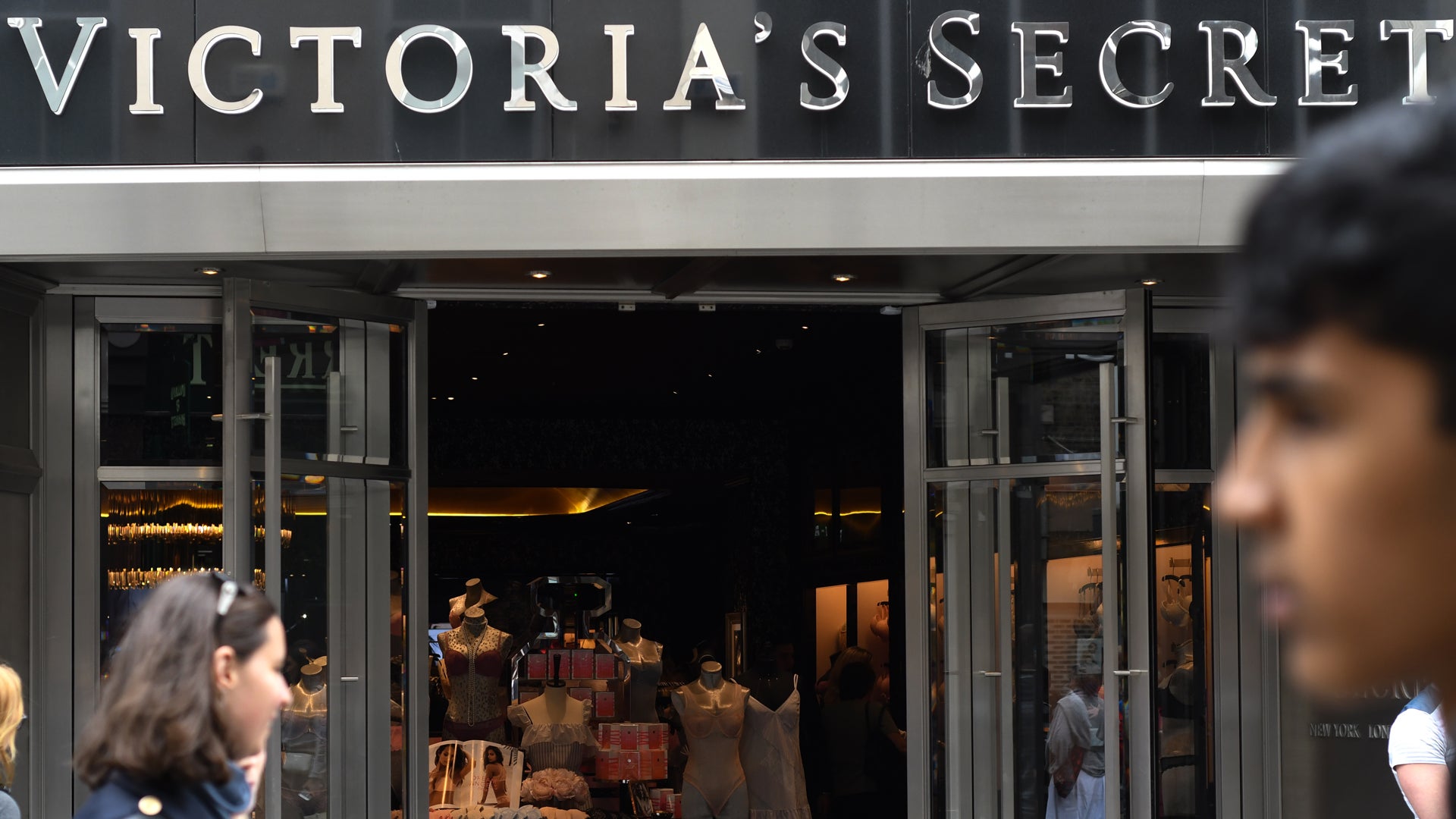 Here's why Victoria's Secret is now the "Sears of Brassieres" - Fast ...