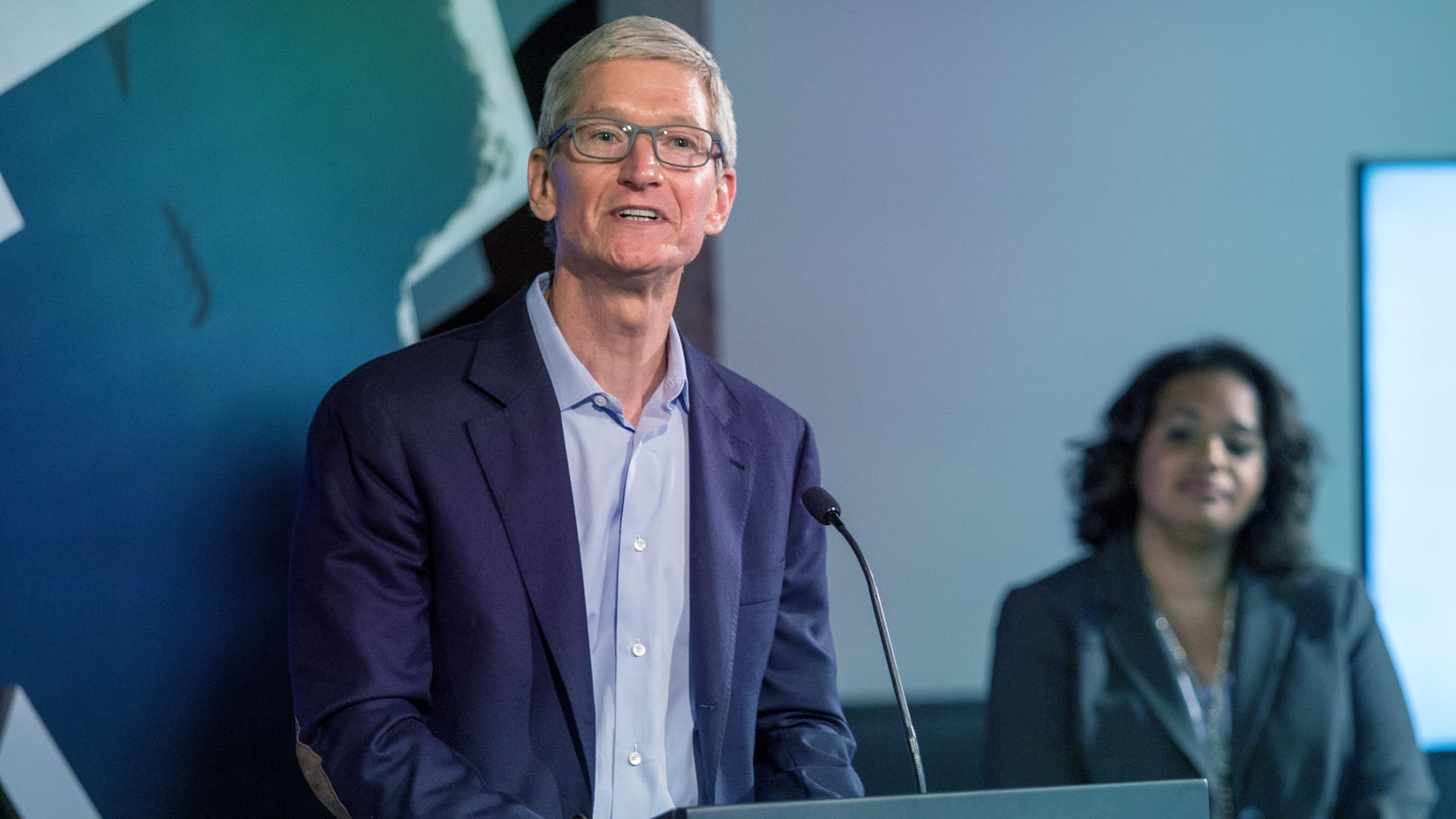 Watch: Tim Cook talks data privacy, gun control, Steve Jobs in Duke ...