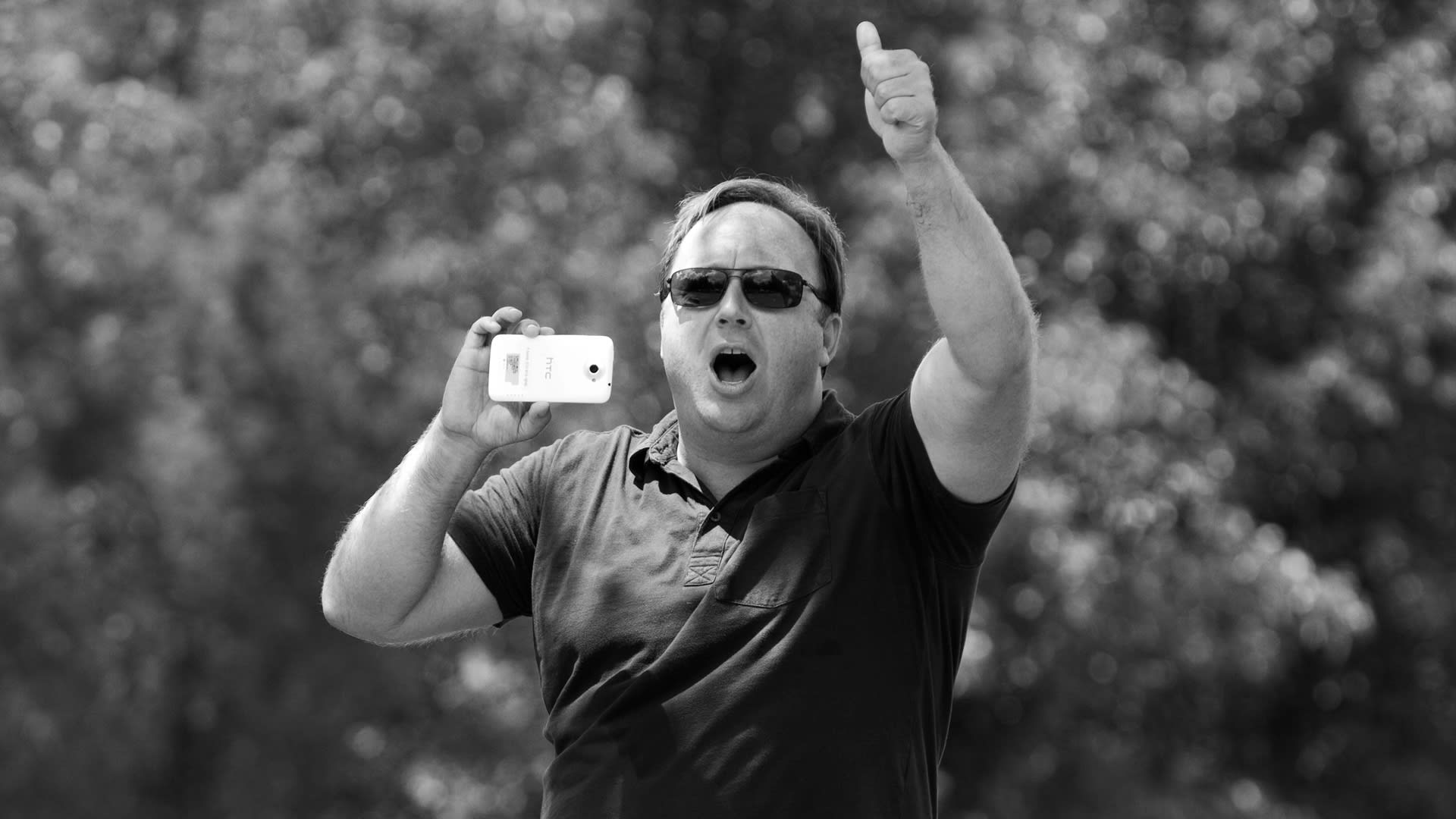 Facebook bans Alex Jones, as Big Tech turns on the conspiracy theorist ...