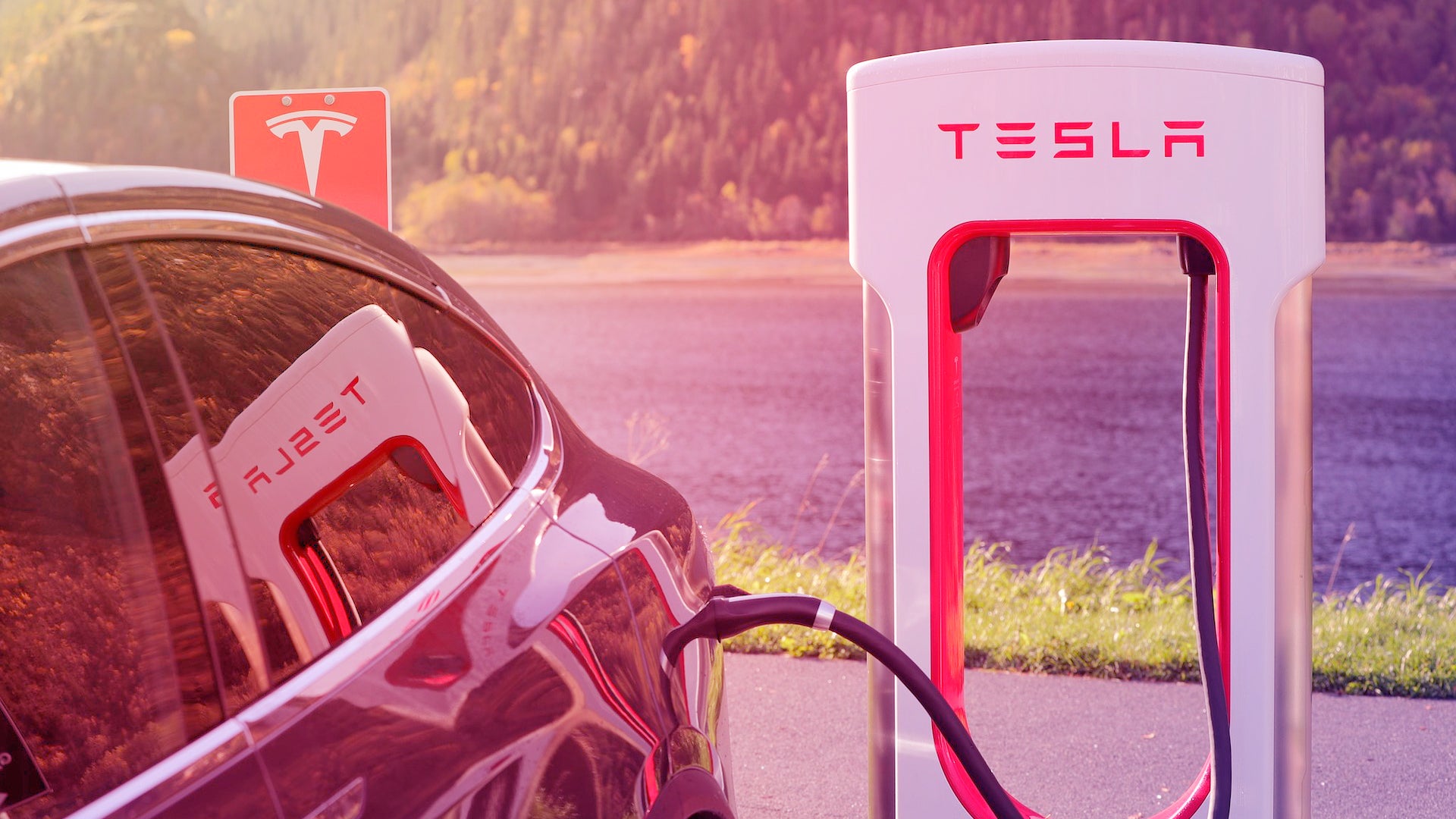 Tesla has a new wireless battery pack/charger for your iPhone - Fast ...