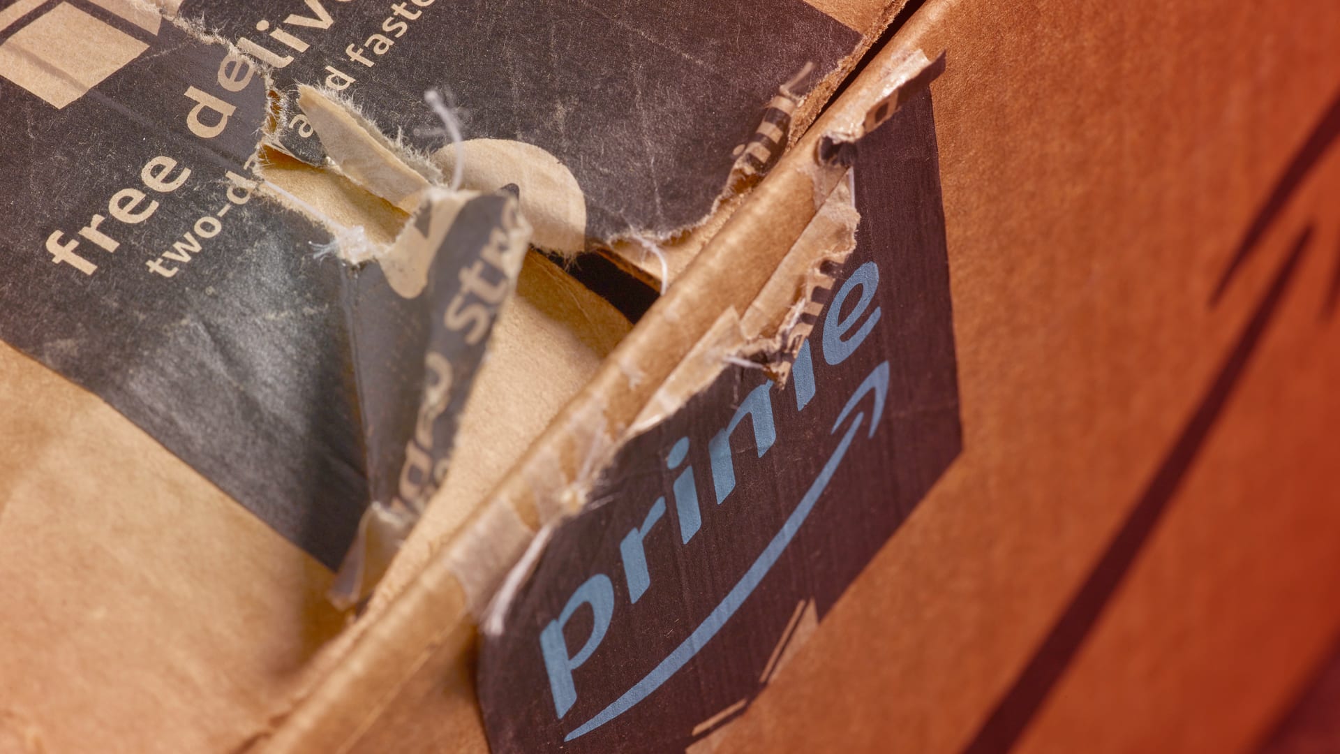 Amazon thinks these 8 employee behaviors signal interest in unionizing ...