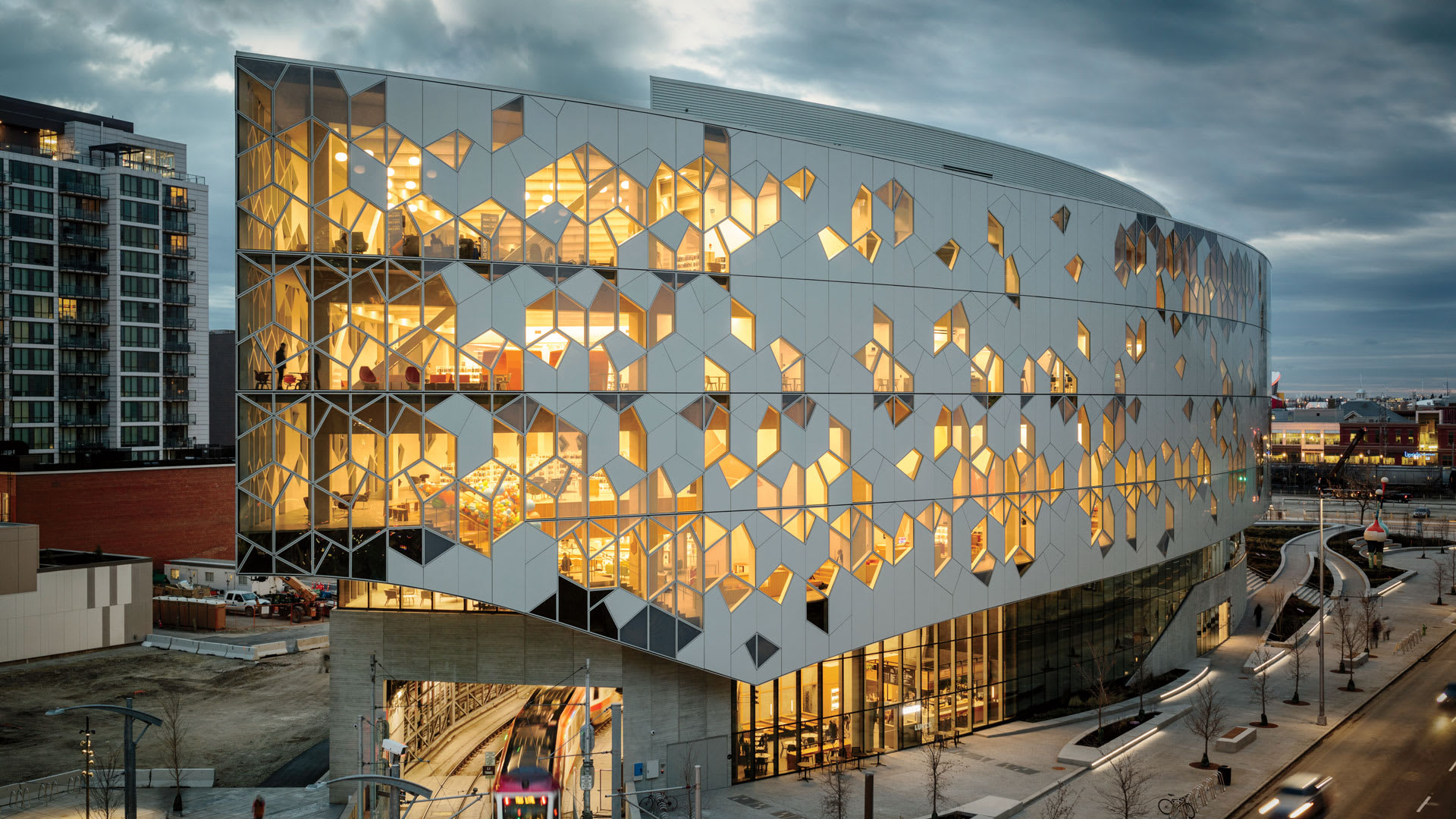 Why Snøhetta's amazing new library might remind you of an Apple Store ...