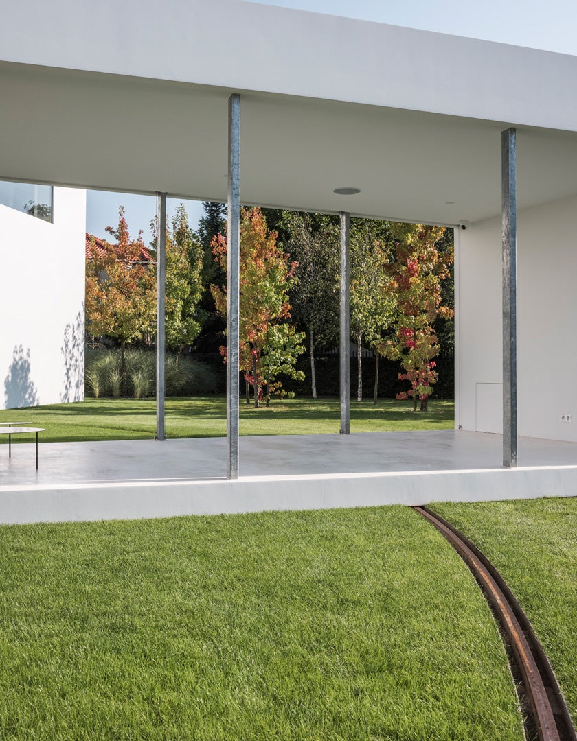 This otherworldly home has a motorized porch that moves with the sun ...
