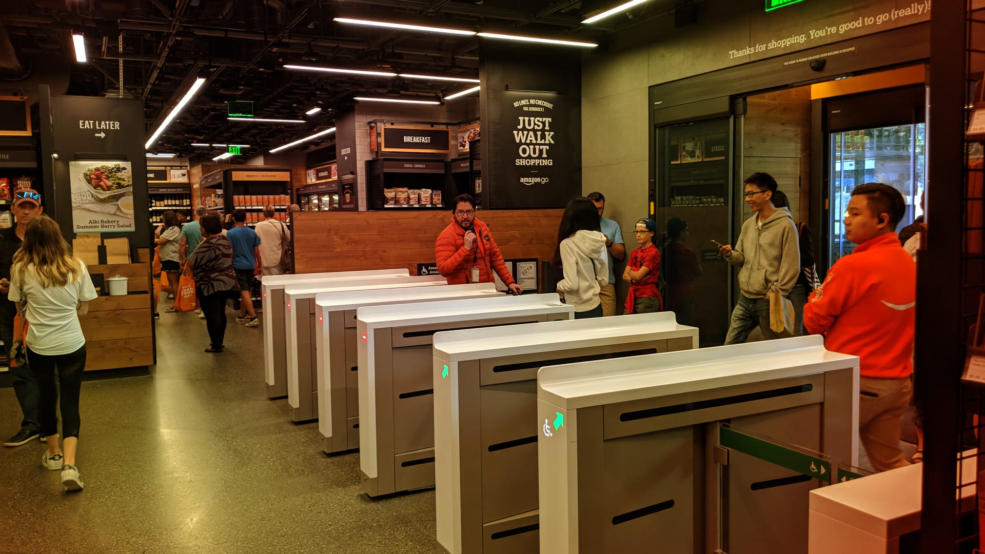 Amazon opens its first Go store in NYC-and the first that accepts cash ...