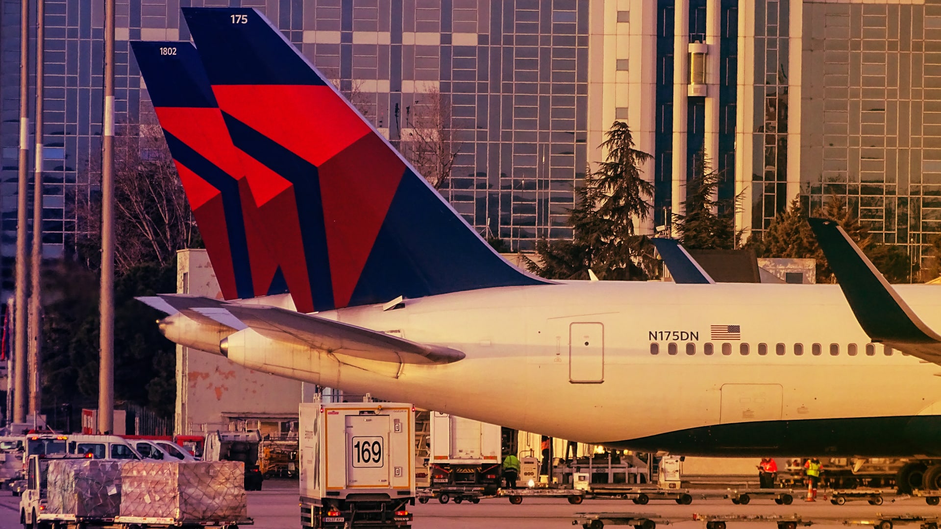 Delta tells nonunion workers they should just buy video games instead ...