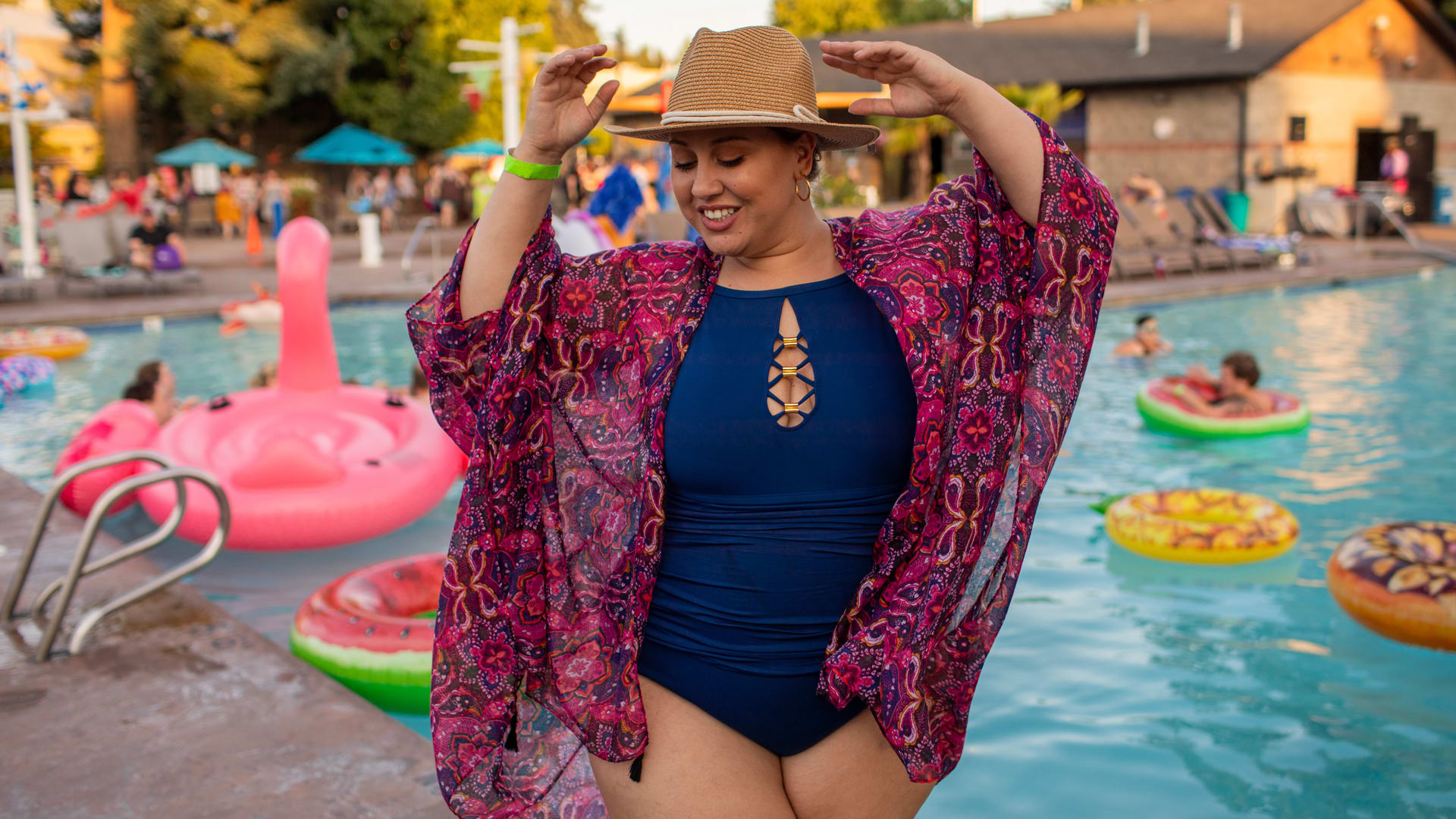 These free stock photos of people splashing around swimming pools are ...