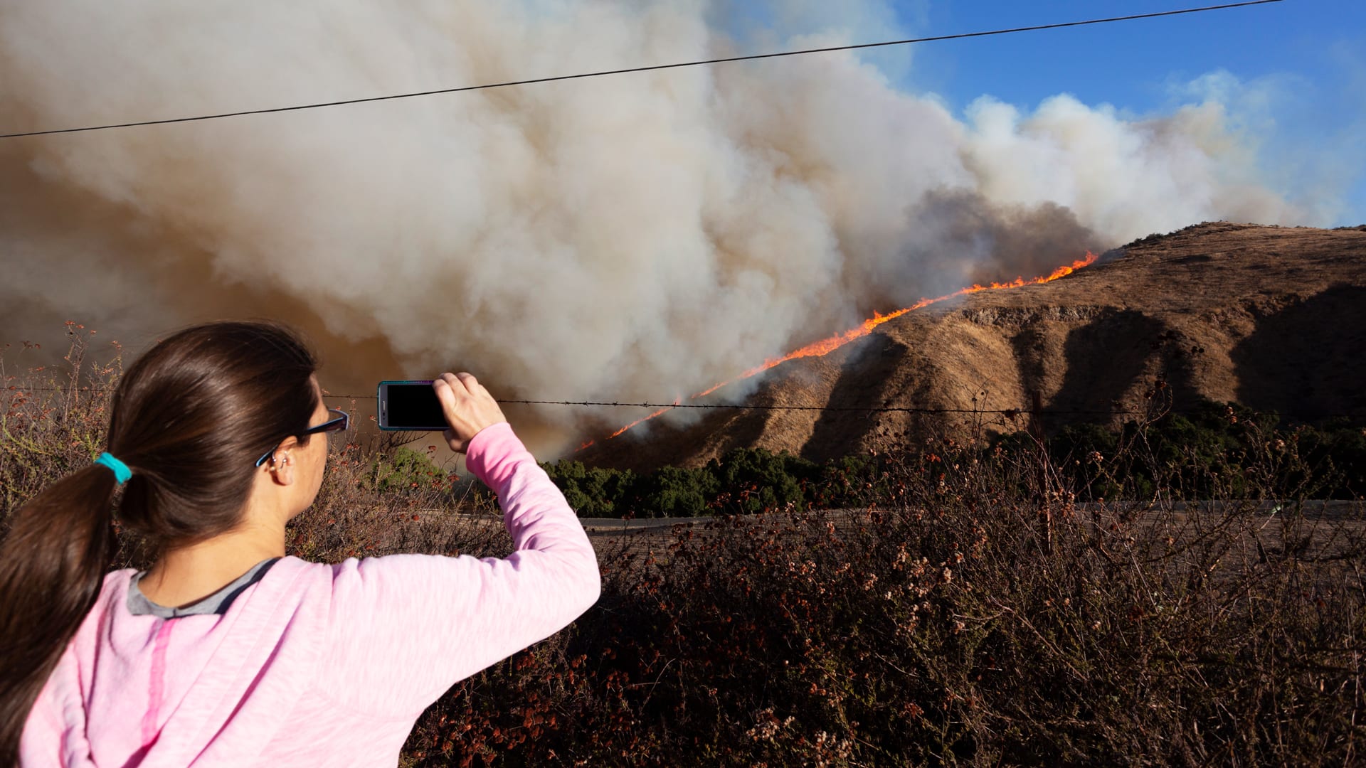 California Easy fire: Dramatic videos show Ronald Reagan Presidential ...