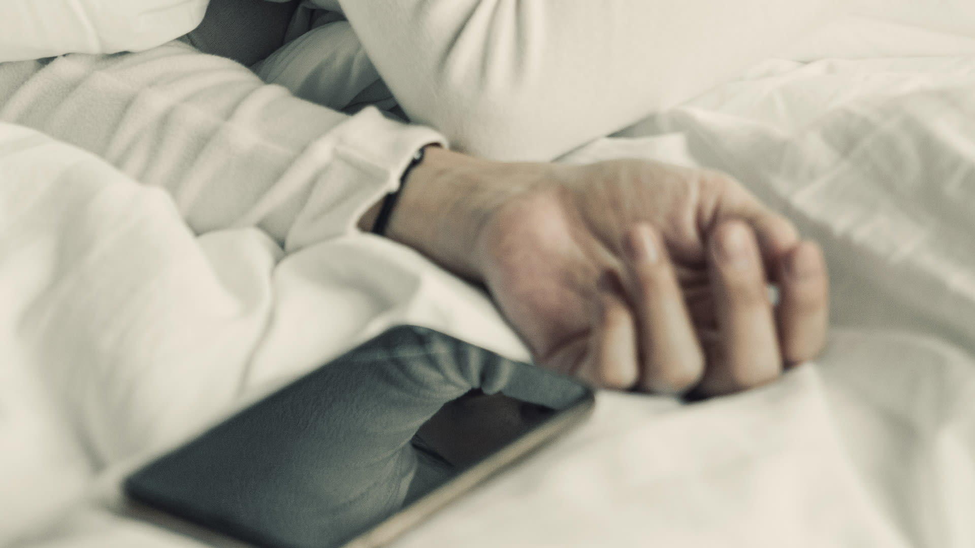 Using 'night mode' on a smartphone might not improve your sleep after ...