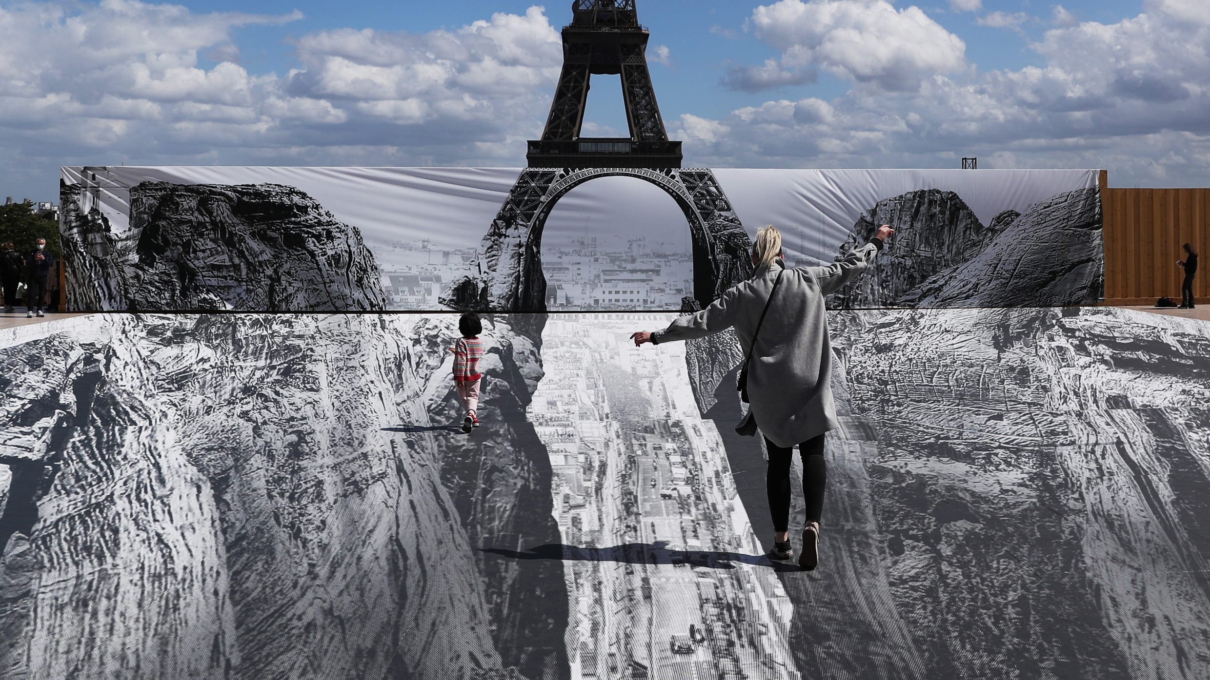 This stunning optical illusion reveals the Eiffel Tower like you've ...