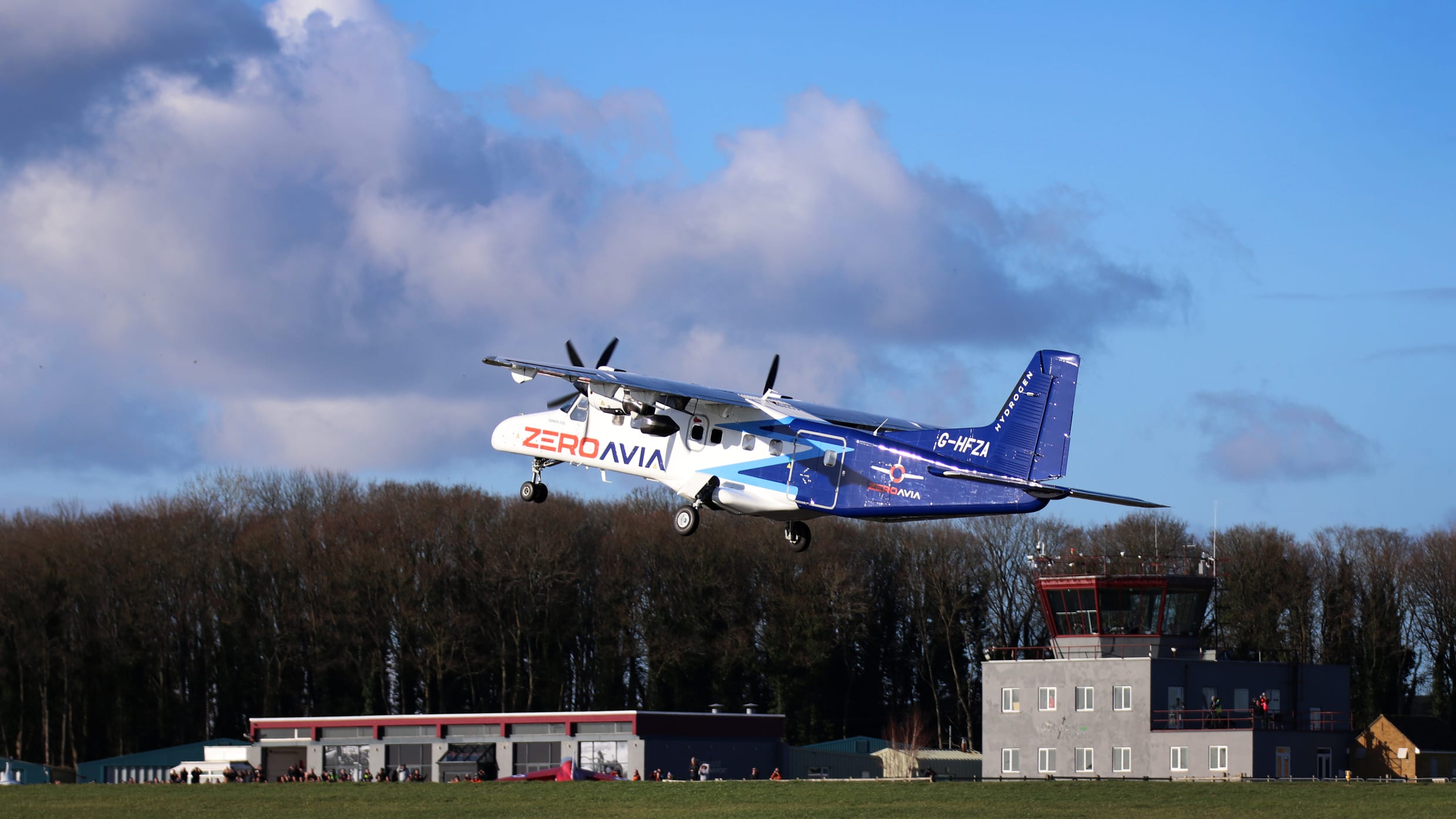 This 19-seater plane is the first ever to run on a hydrogen-electric ...