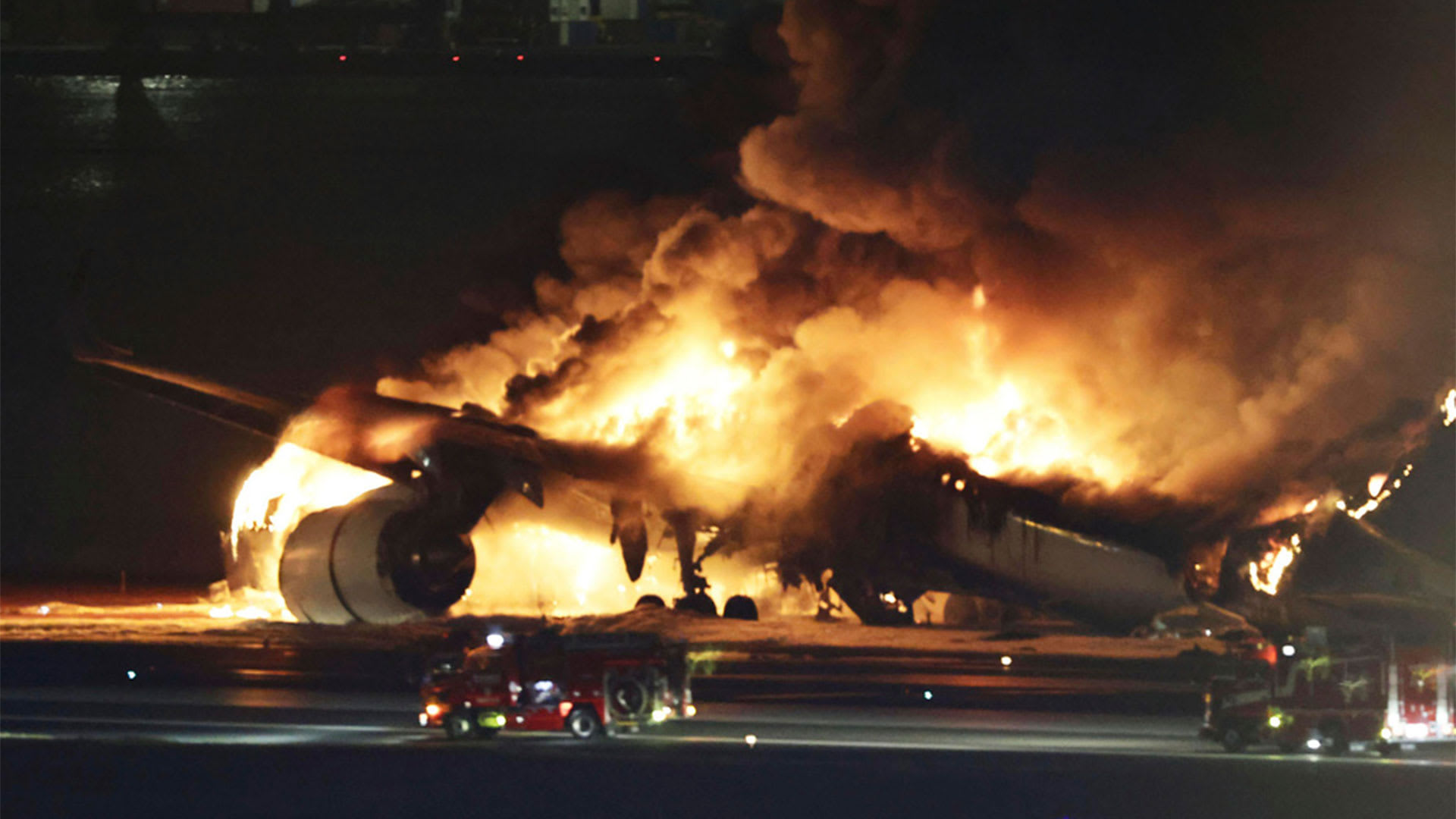 Japan Airlines fire today: photos show flight JAL-516, Haneda Airport
