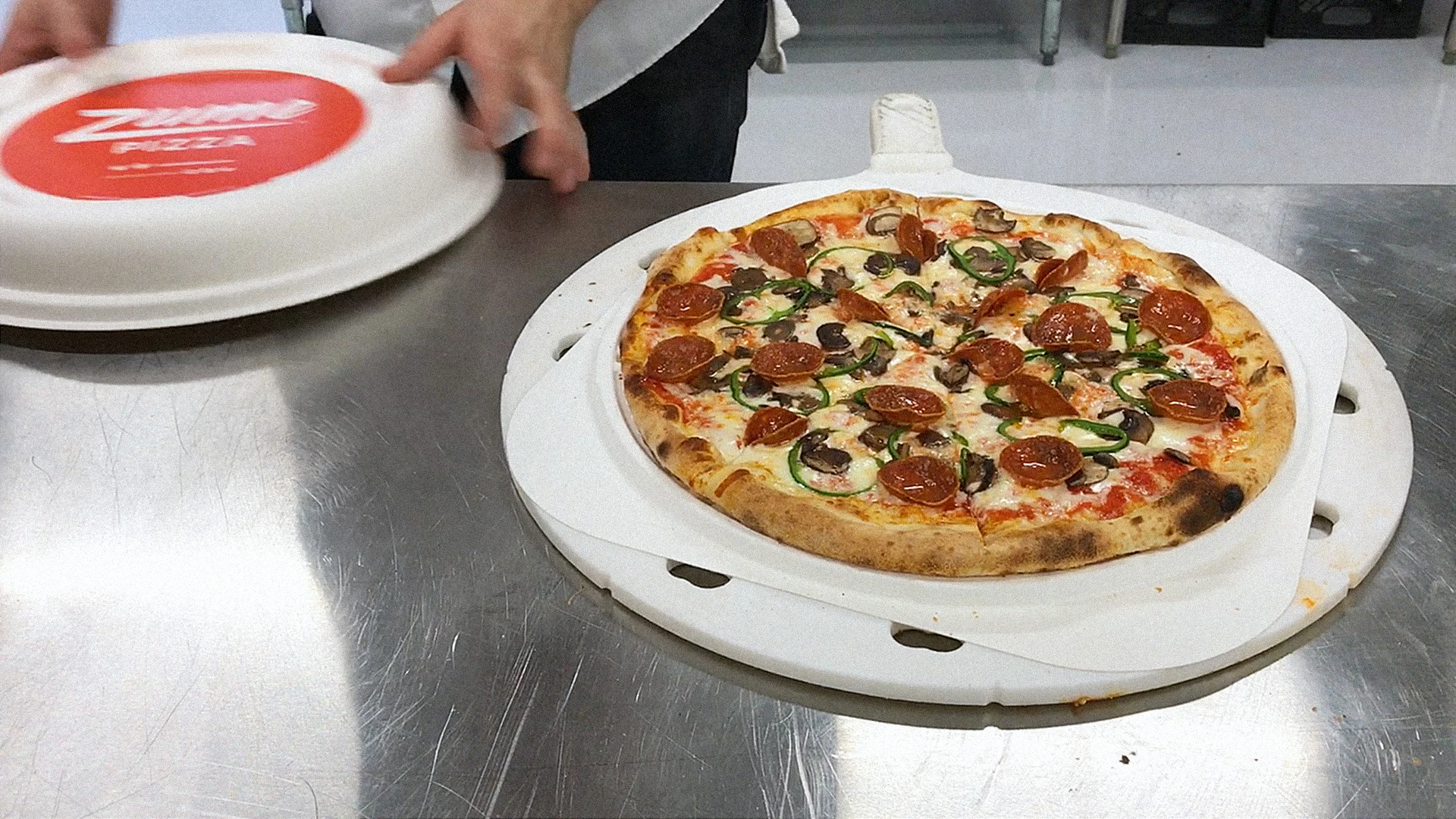 Genius New Sustainable Sugarcane Pizza Box Keeps Your Pizza From ...