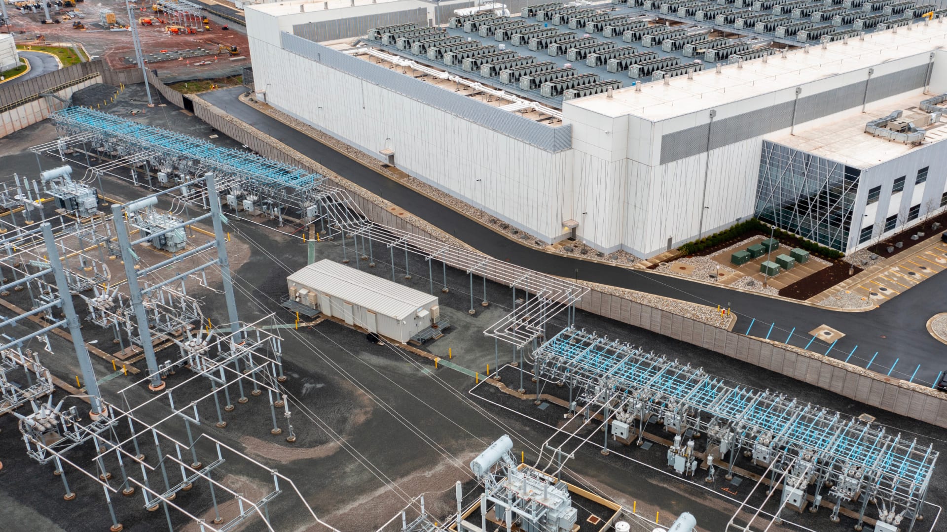 Amazon says it hit a goal of 100% clean power. Employees say it's more ...