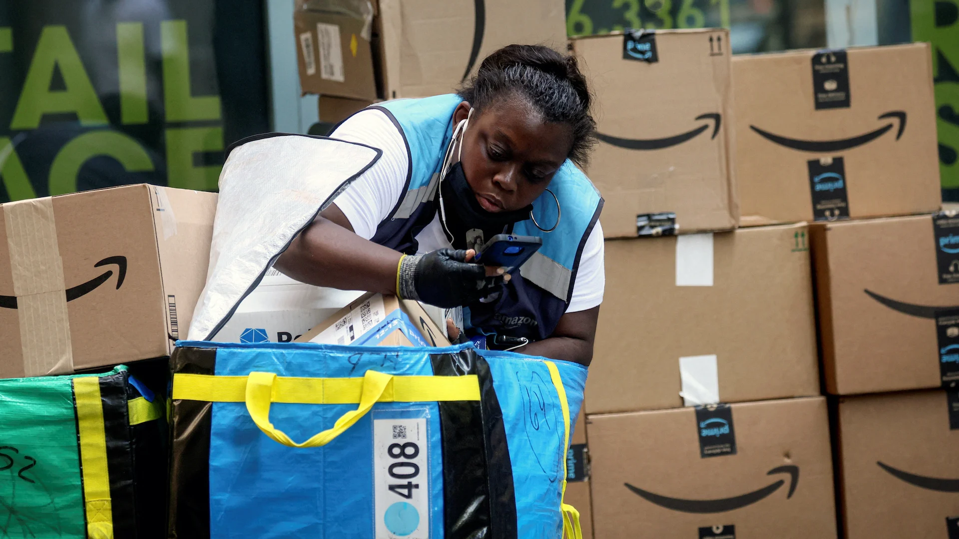 Amazon's AI-powered spotlight aims to save delivery drivers time - Fast ...