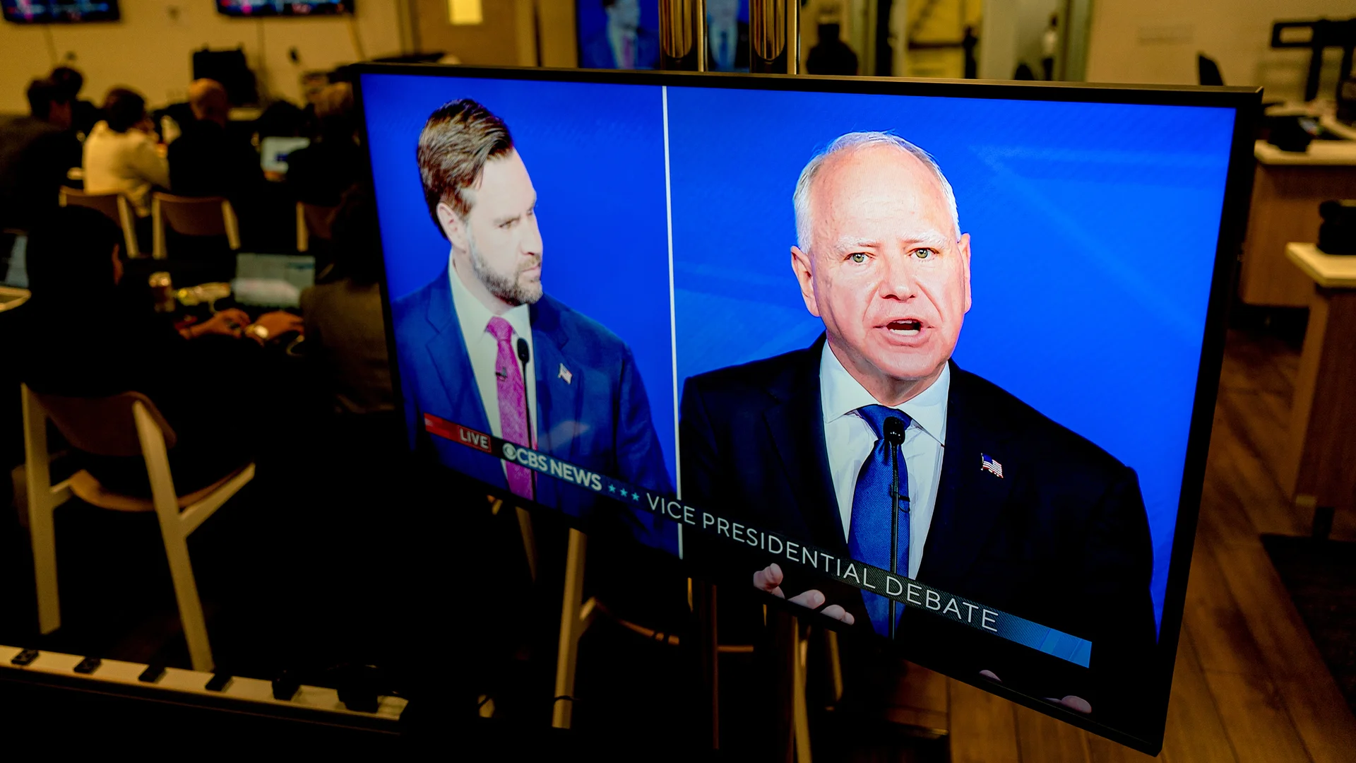 VP debate: Here's what Walz and Vance's facial expressions meant - Fast ...