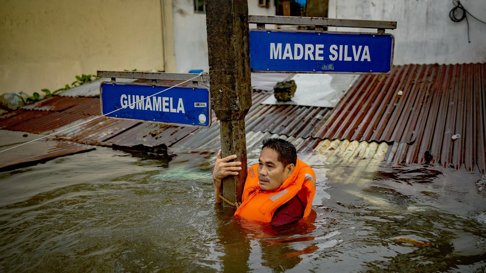 These devastating photos show how climate disasters ravaged the world ...
