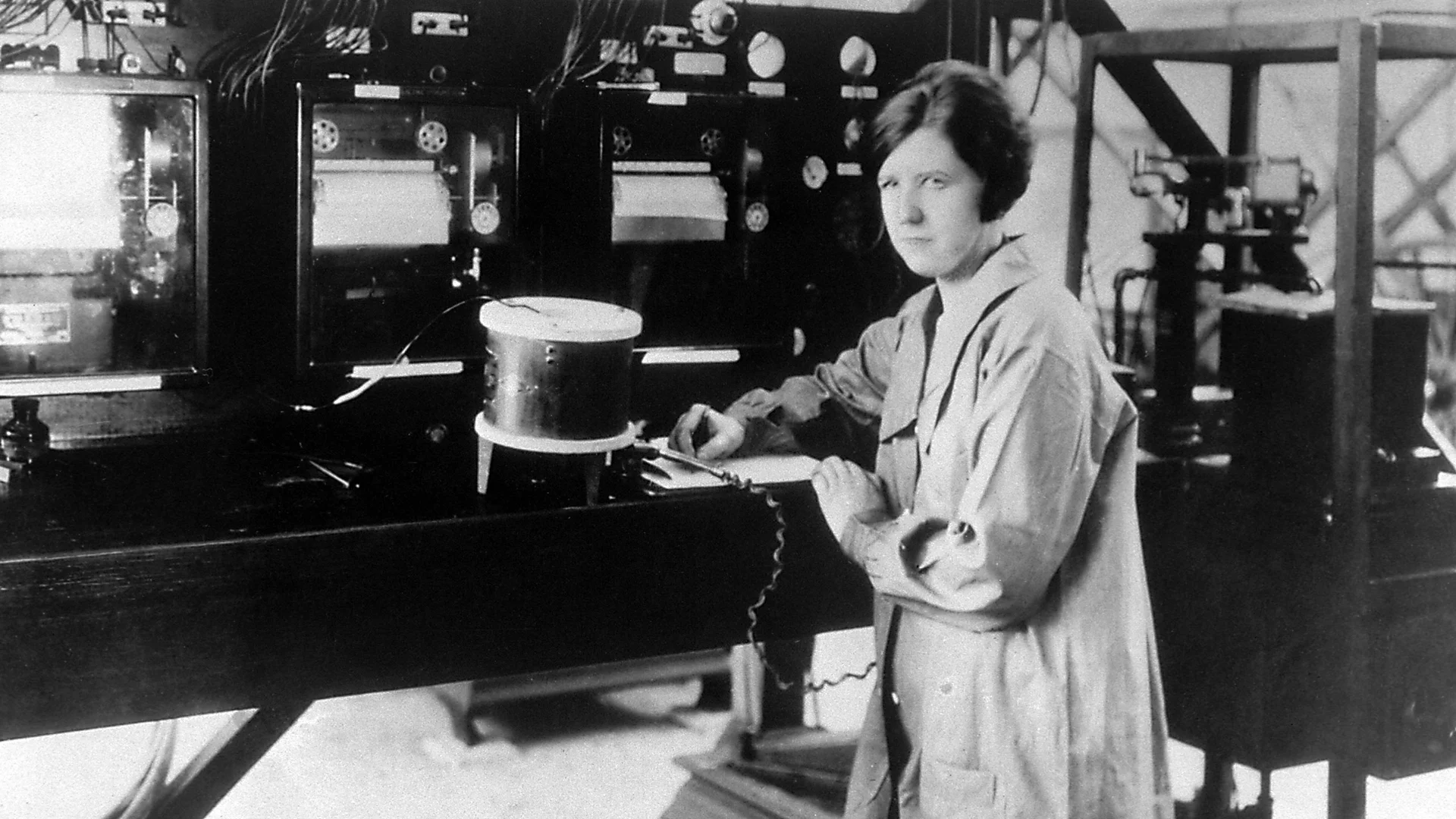 Remembering Pearl Young, the first woman to work at NASA in a technical ...