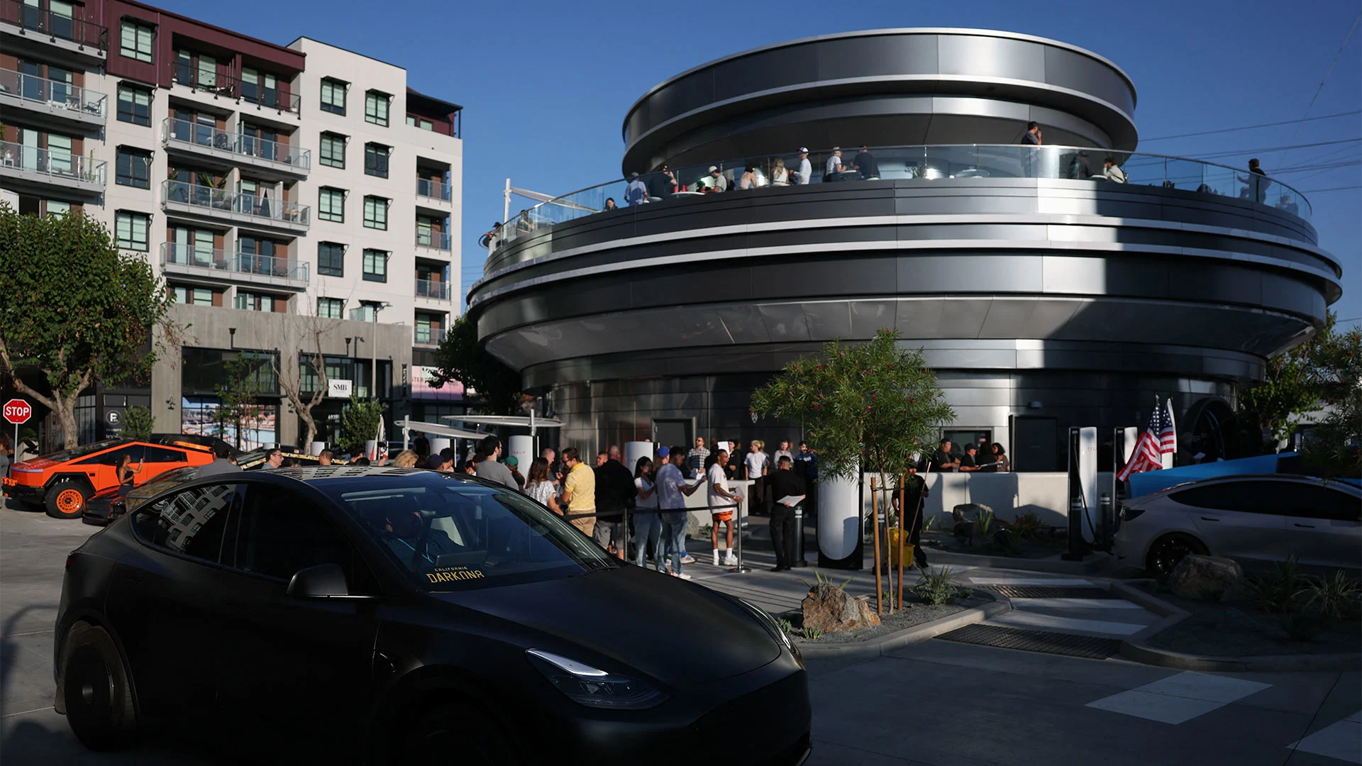 Elon Musk’s Tesla Diner is real—and it’s serving popcorn via robot ...