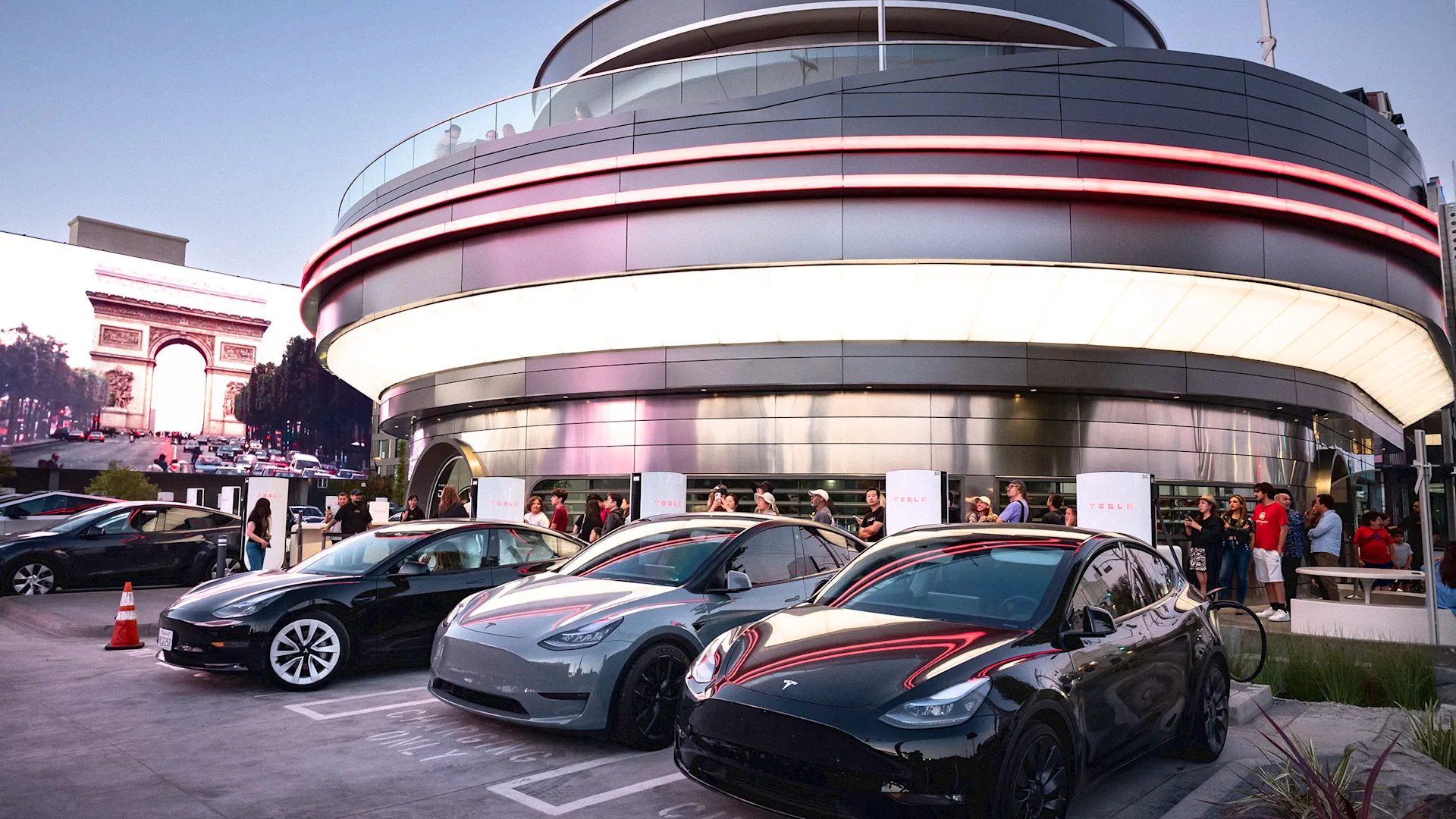 ‘The overall vibe was total chaos’: Tesla Diner goes viral for long ...