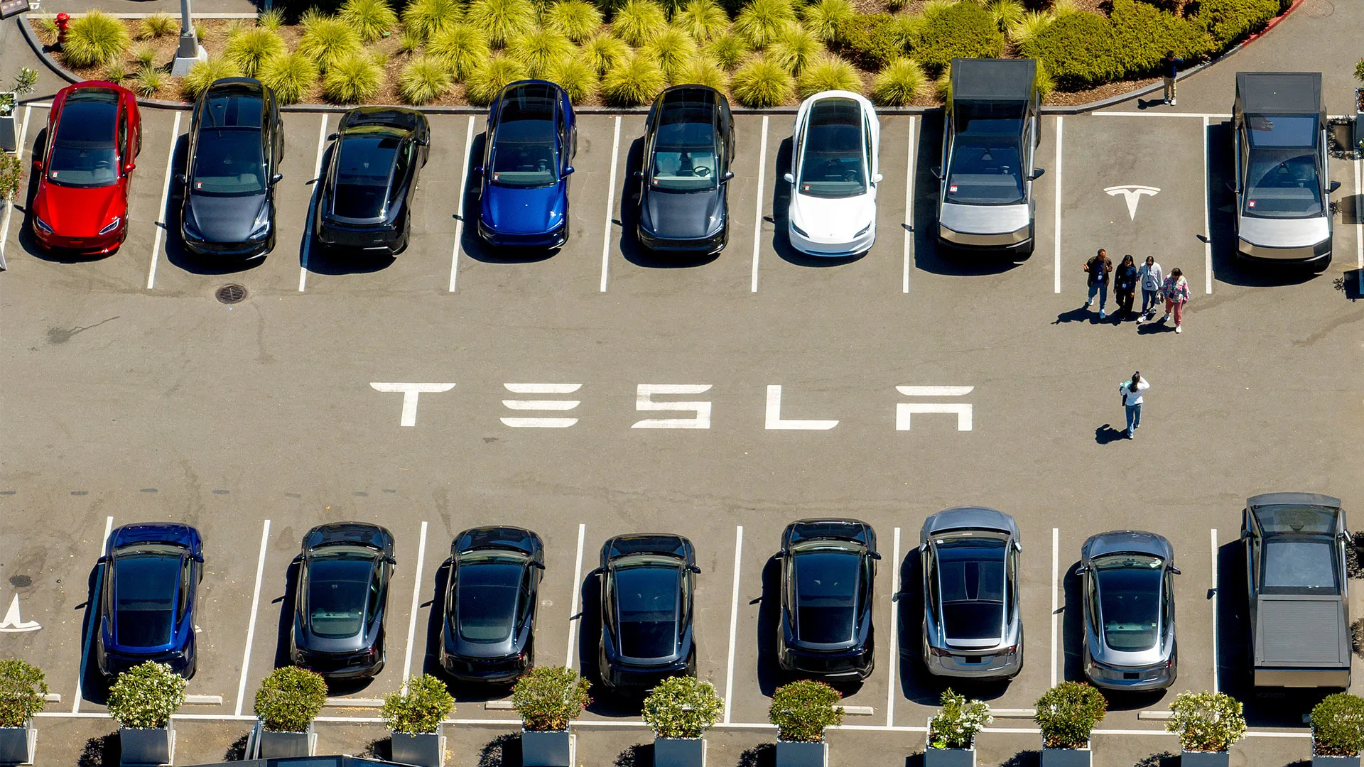 Feds launch probe on Tesla's slow reporting of crashes - Fast Company