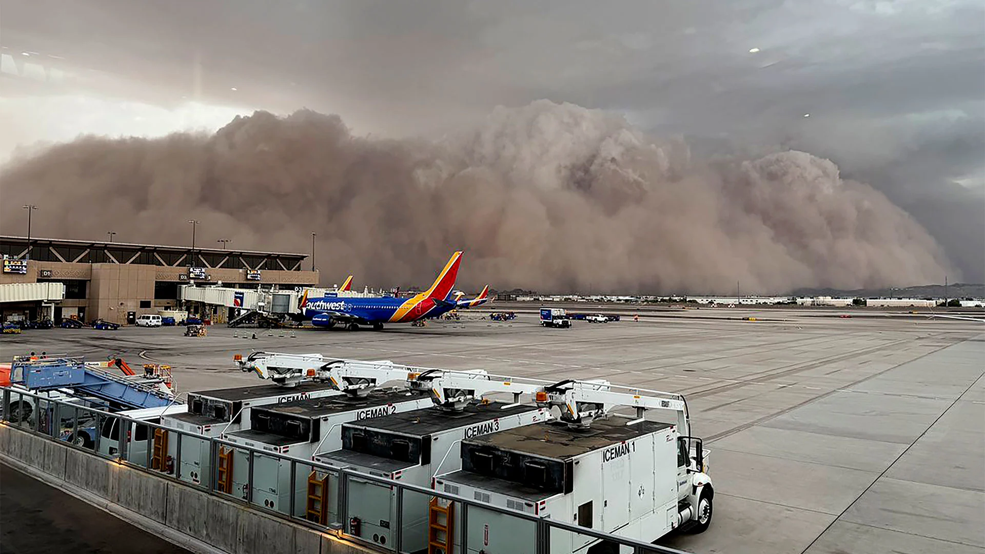 How to stay safe from haboobs, the dust storms in U.S. Southwest - Fast ...