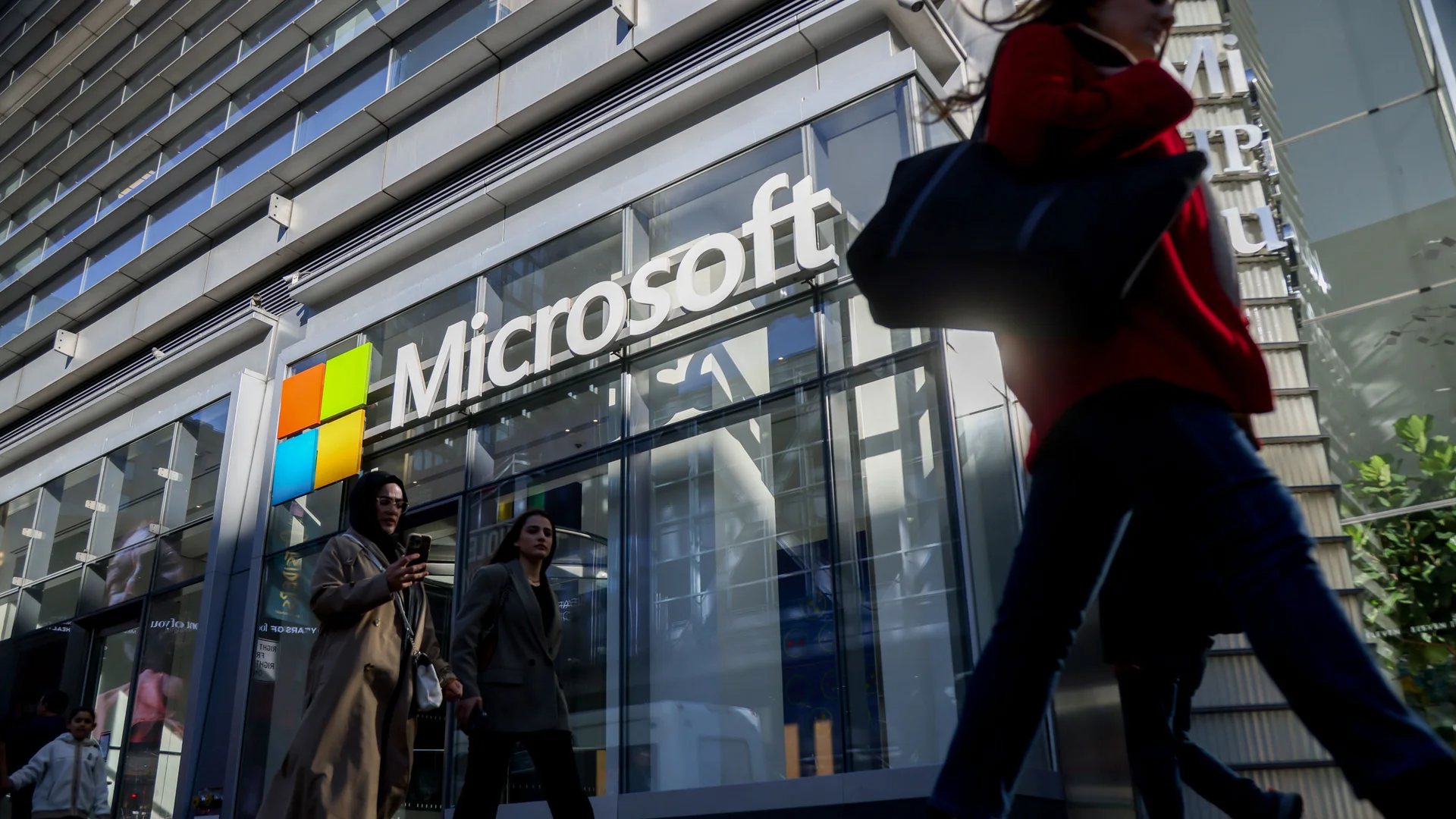 New internal Microsoft memo shows shifting employee sentiment - Fast ...
