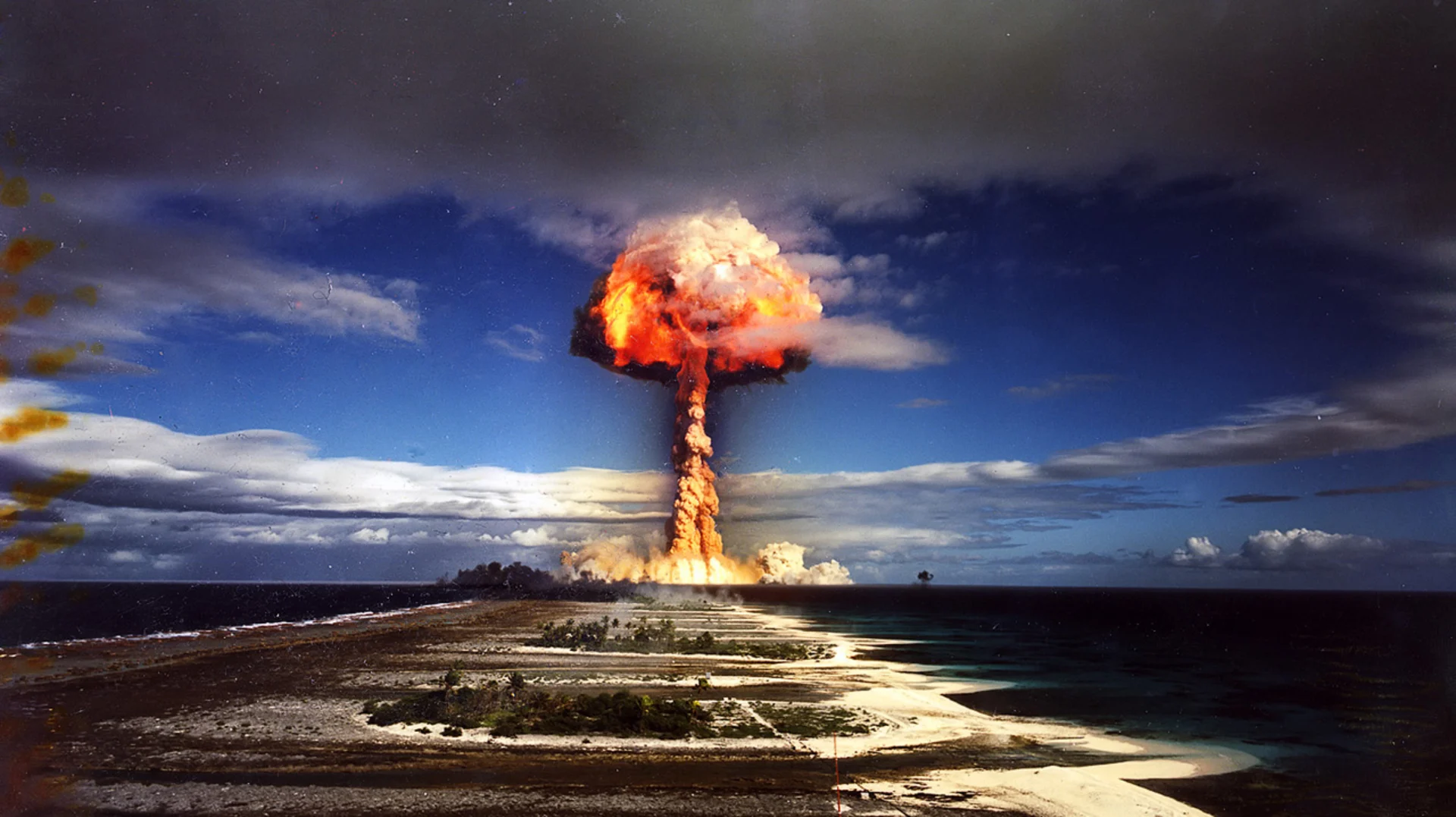 Ingeniously Charting The Horrifying Power Of Today's Nuclear Bombs ...